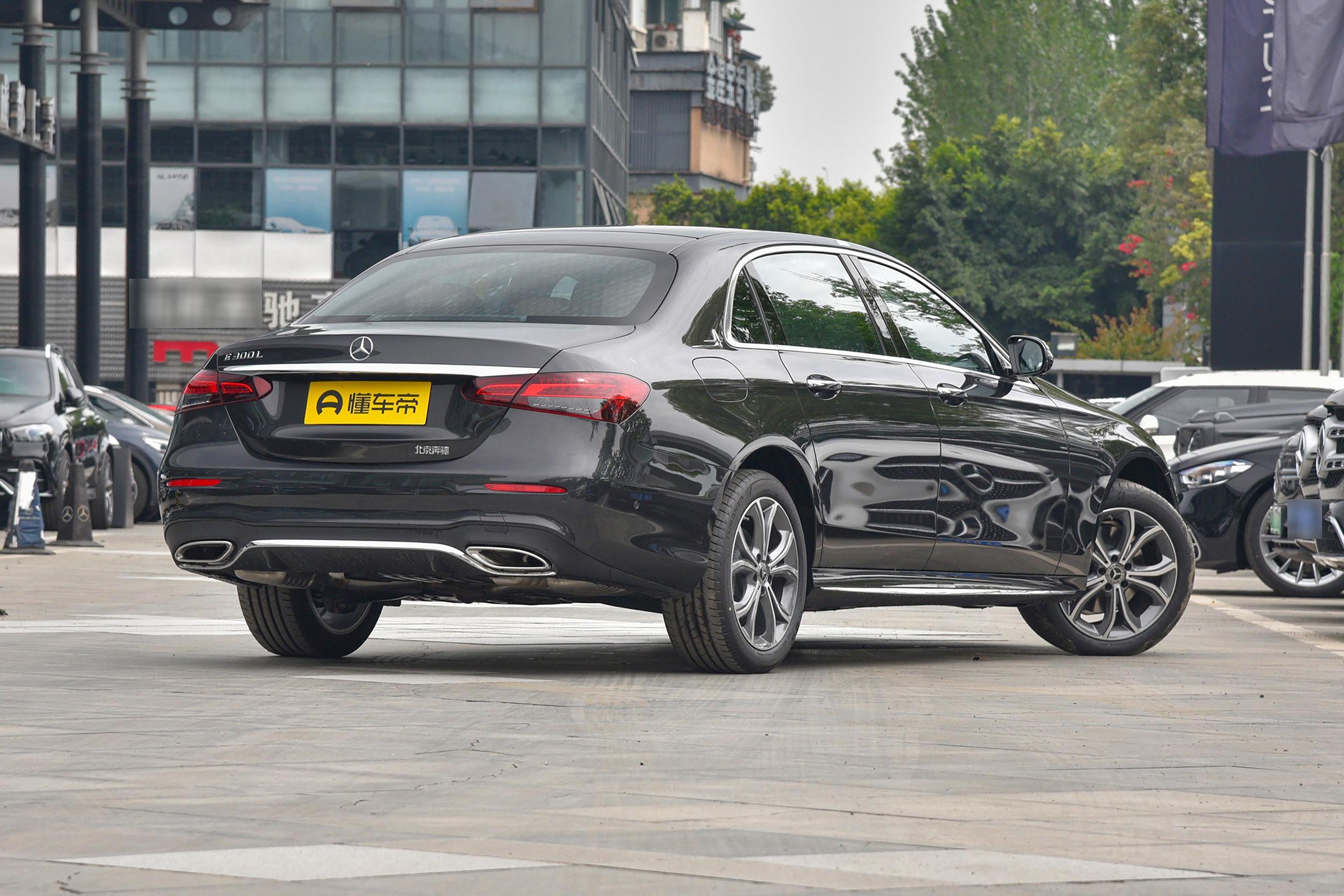 奔驰E级 2023款 改款 E 300 L 豪华型 运动轿车图片_奔驰_2/91张图片_汽车外观图库_懂车帝