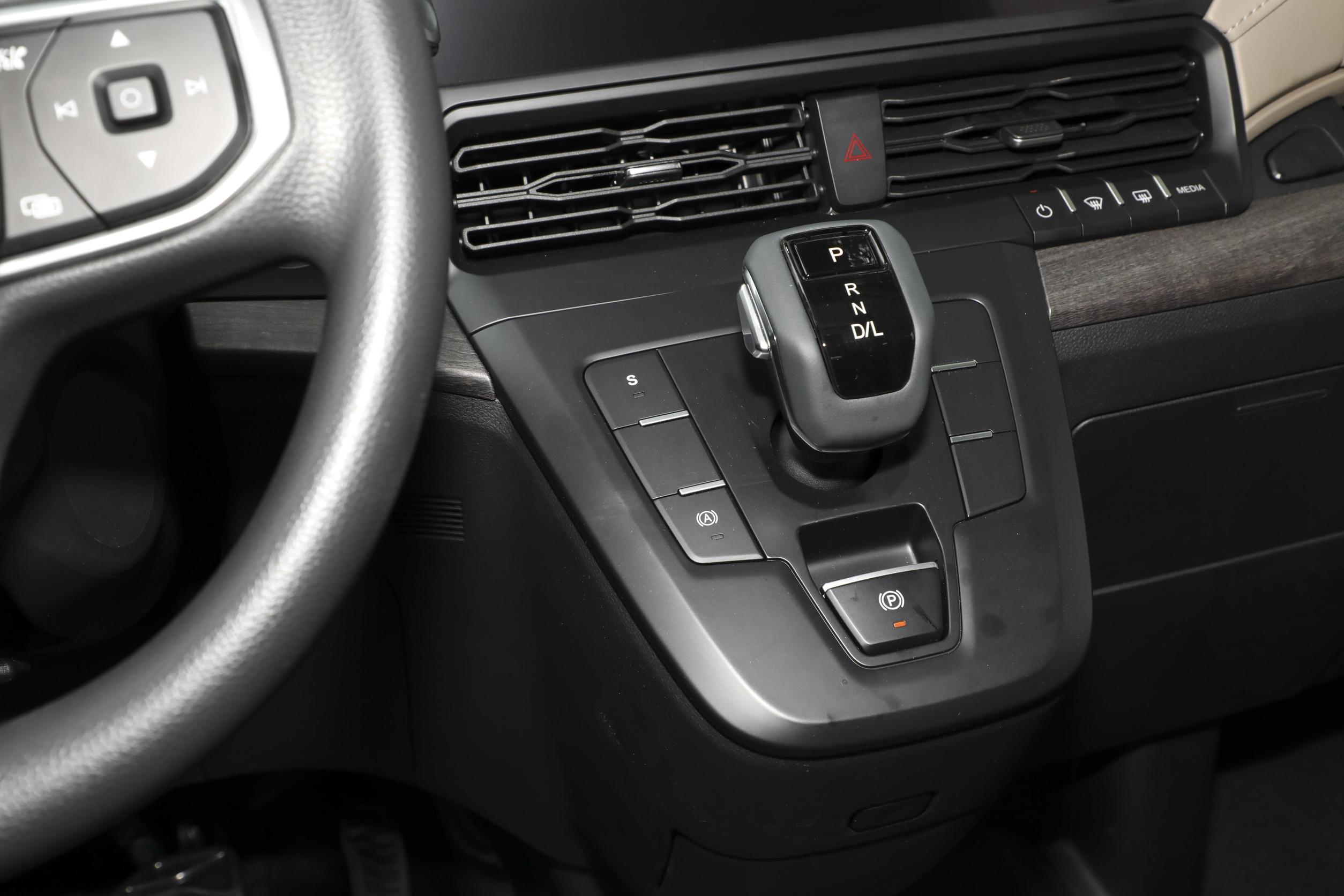 全顺 2024款 V363 2.3T柴油自动中轴中顶9座图片_福特_1/43张图片_汽车内饰图库_懂车帝