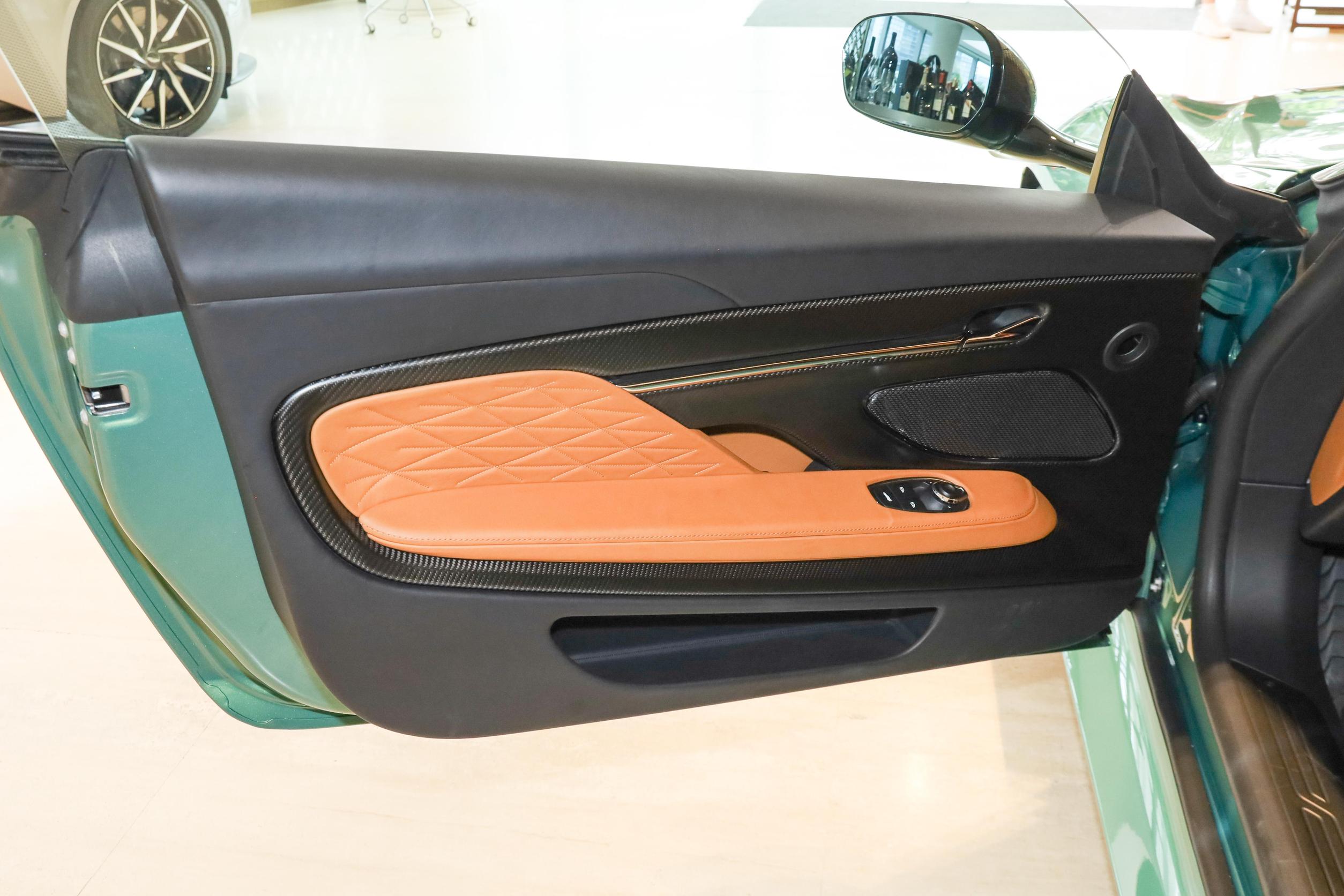 阿斯顿·马丁DB12 2024款 4.0T V8图片_阿斯顿·马丁_1/42张图片_汽车空间图库_懂车帝