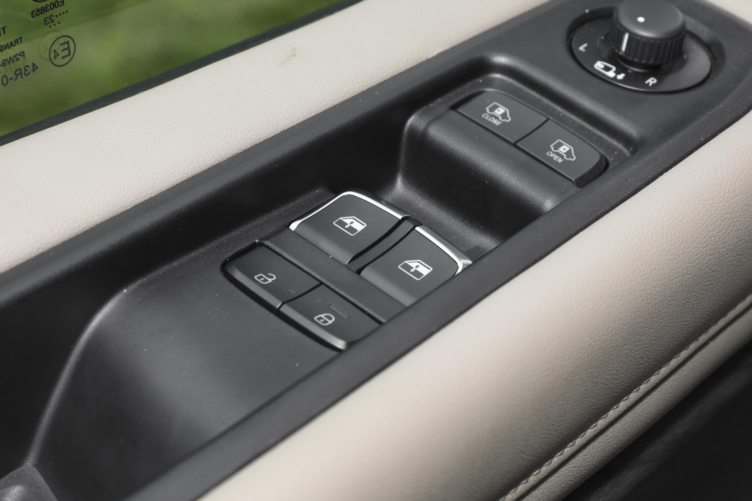 全顺 2024款 V363 2.3T柴油自动长轴中顶15座图片_福特_22/57张图片_汽车空间图库_懂车帝