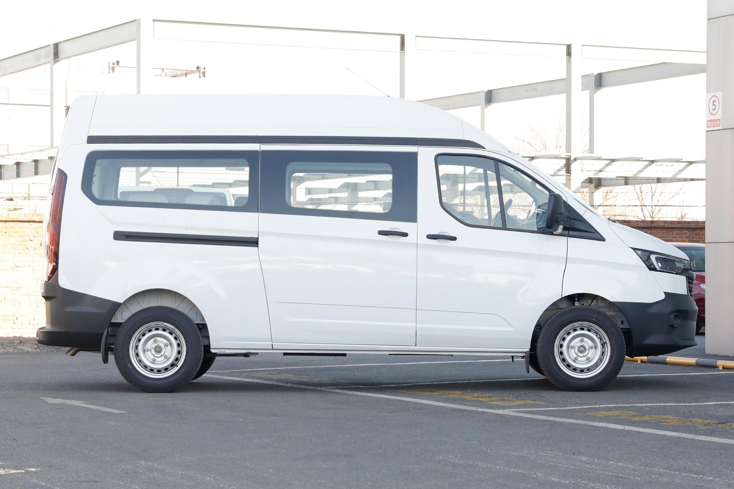 全顺 2023款 V362 2.0T汽油手动多功能商用车中轴中顶5/6座国VI图片_福特_1/58张图片_汽车外观图库_懂车帝