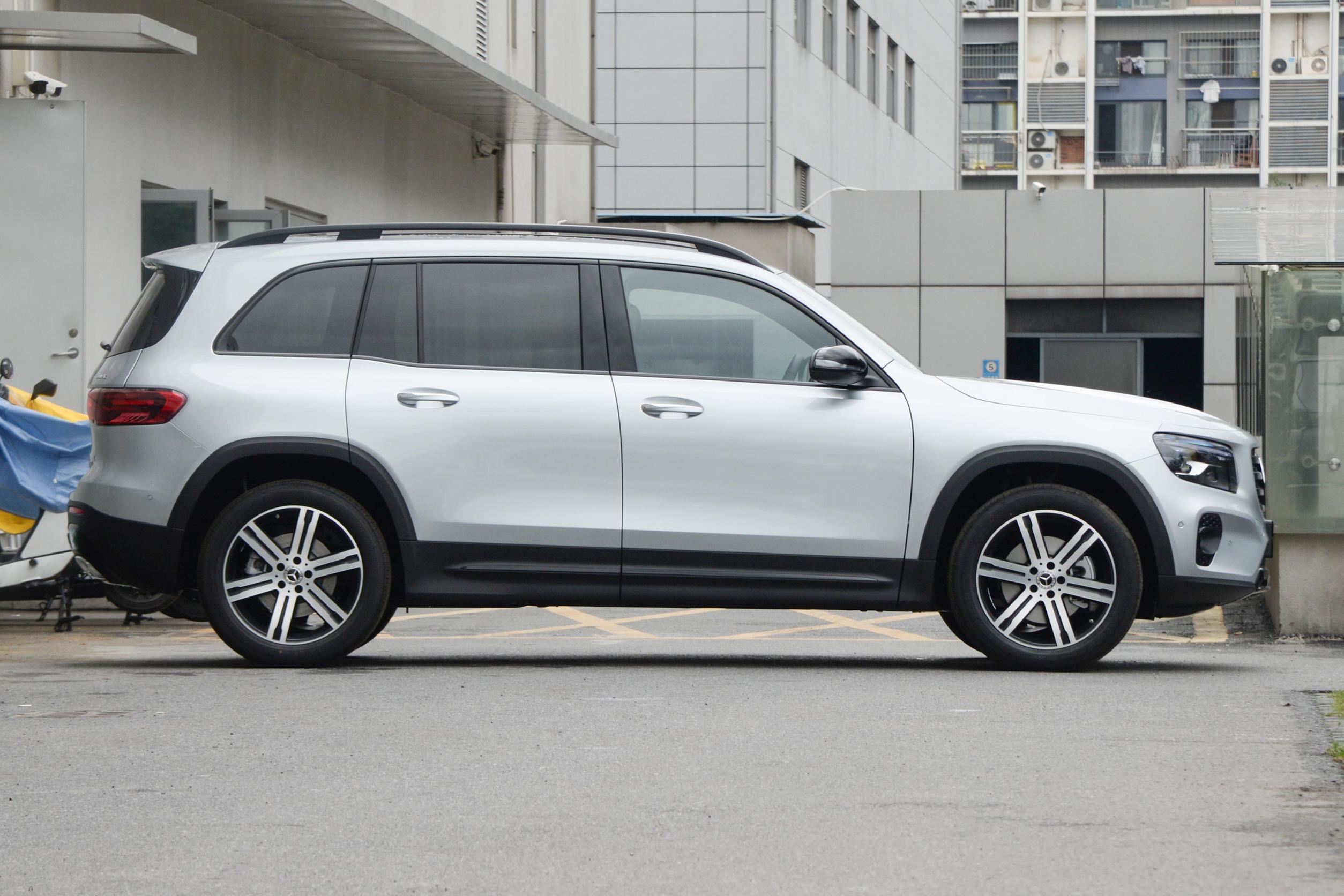 奔驰GLB 2024款 GLB 220 4MATIC图片_奔驰_1/137张图片_汽车外观图库_懂车帝