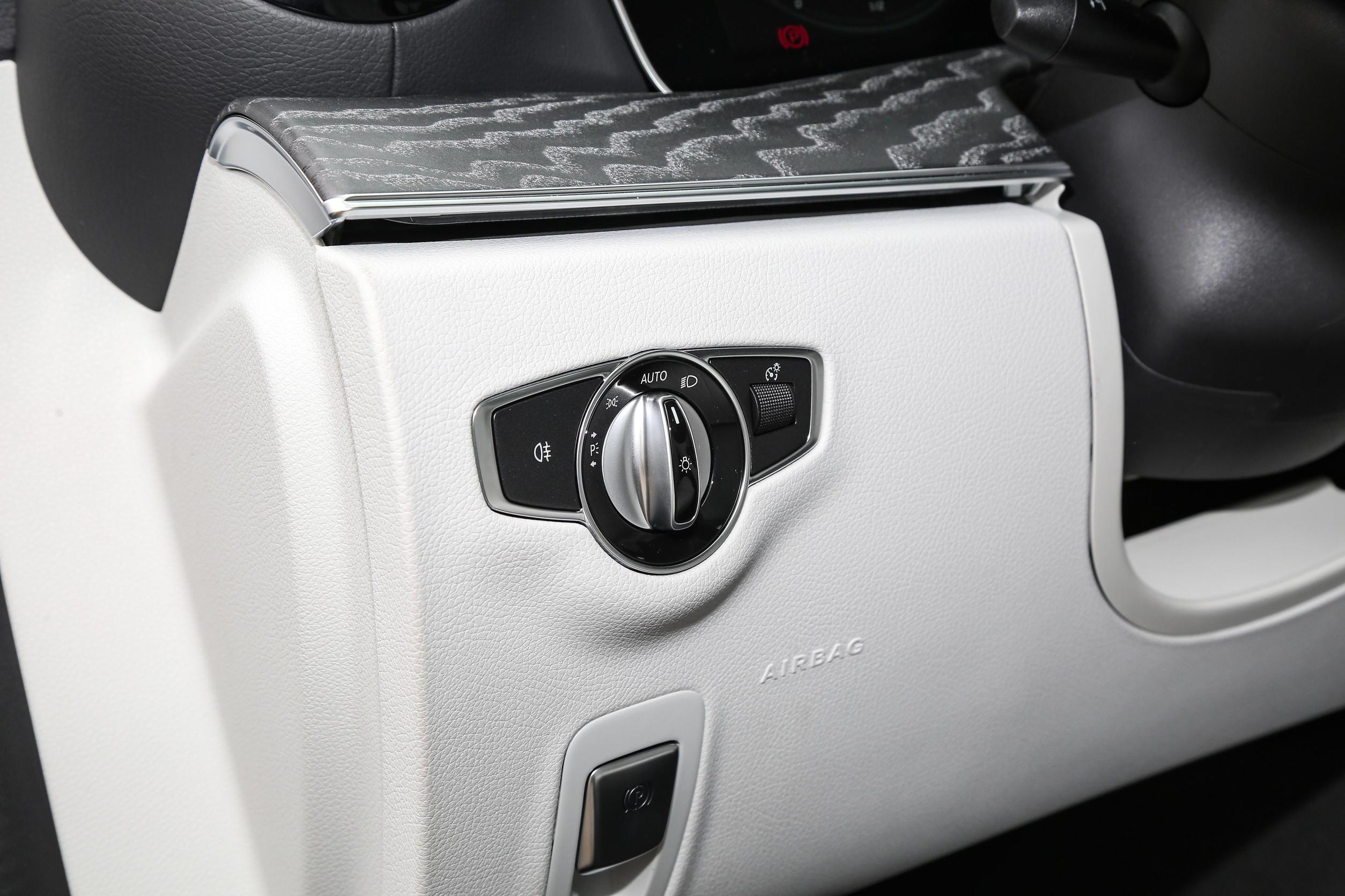 奔驰CLS 2023款 CLS 300 动感型图片_奔驰_1/64张图片_汽车内饰图库_懂车帝