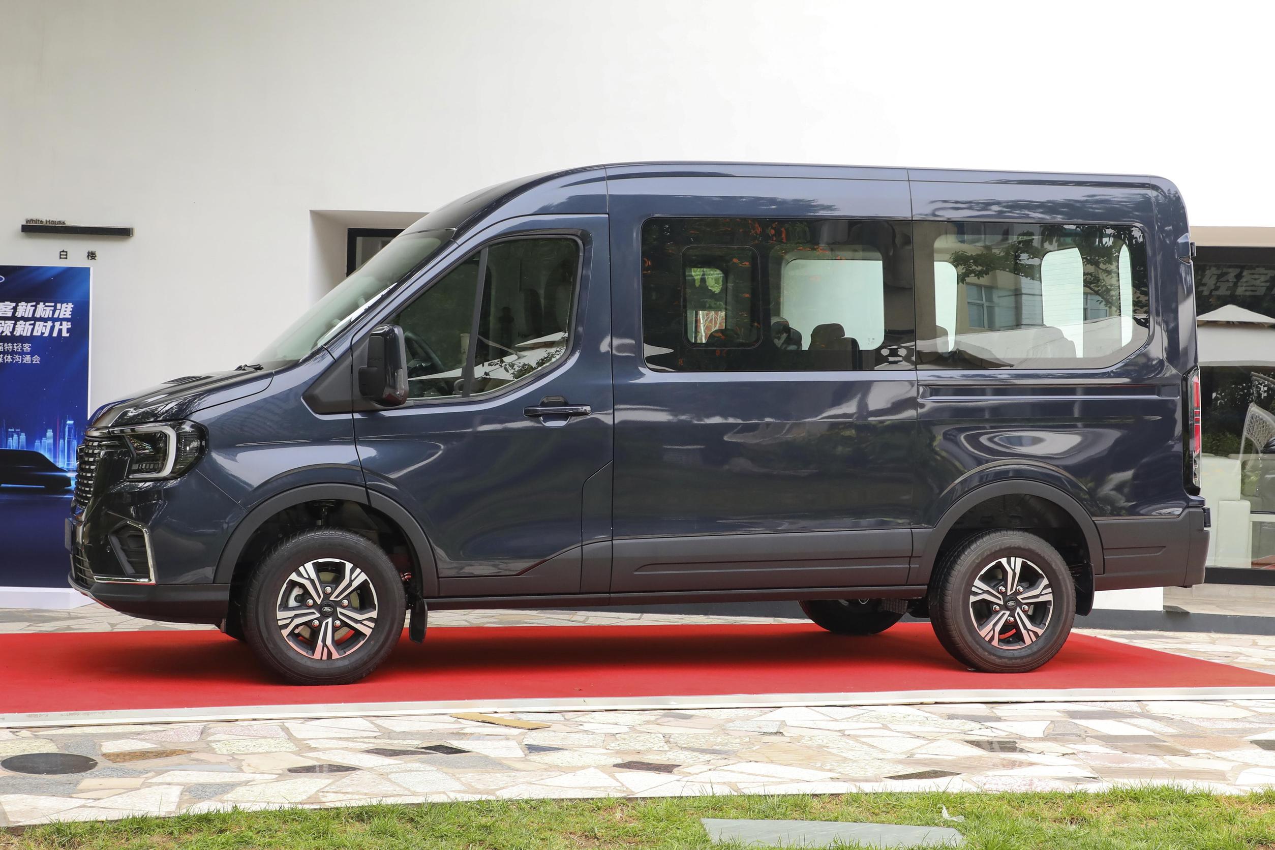 全顺 2024款 V363 2.3T柴油自动中轴中顶9座图片_福特_5/51张图片_汽车外观图库_懂车帝