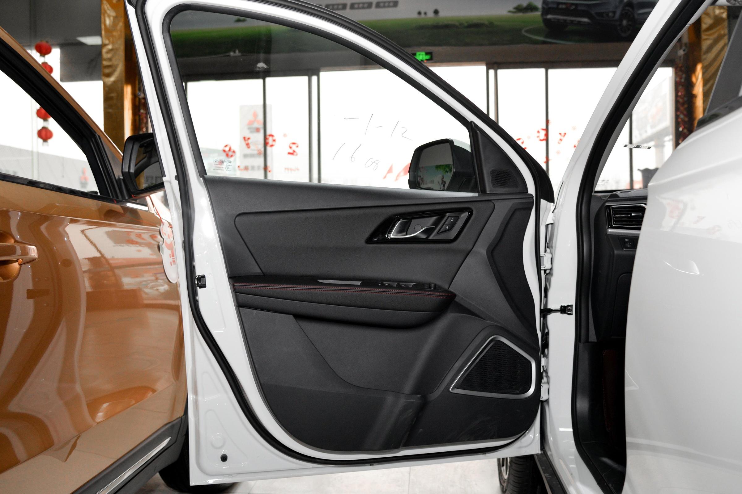 森雅R7 2017款 智能网联版 1.5T 手动智擎型图片_一汽_33/38张图片_汽车空间图库_懂车帝