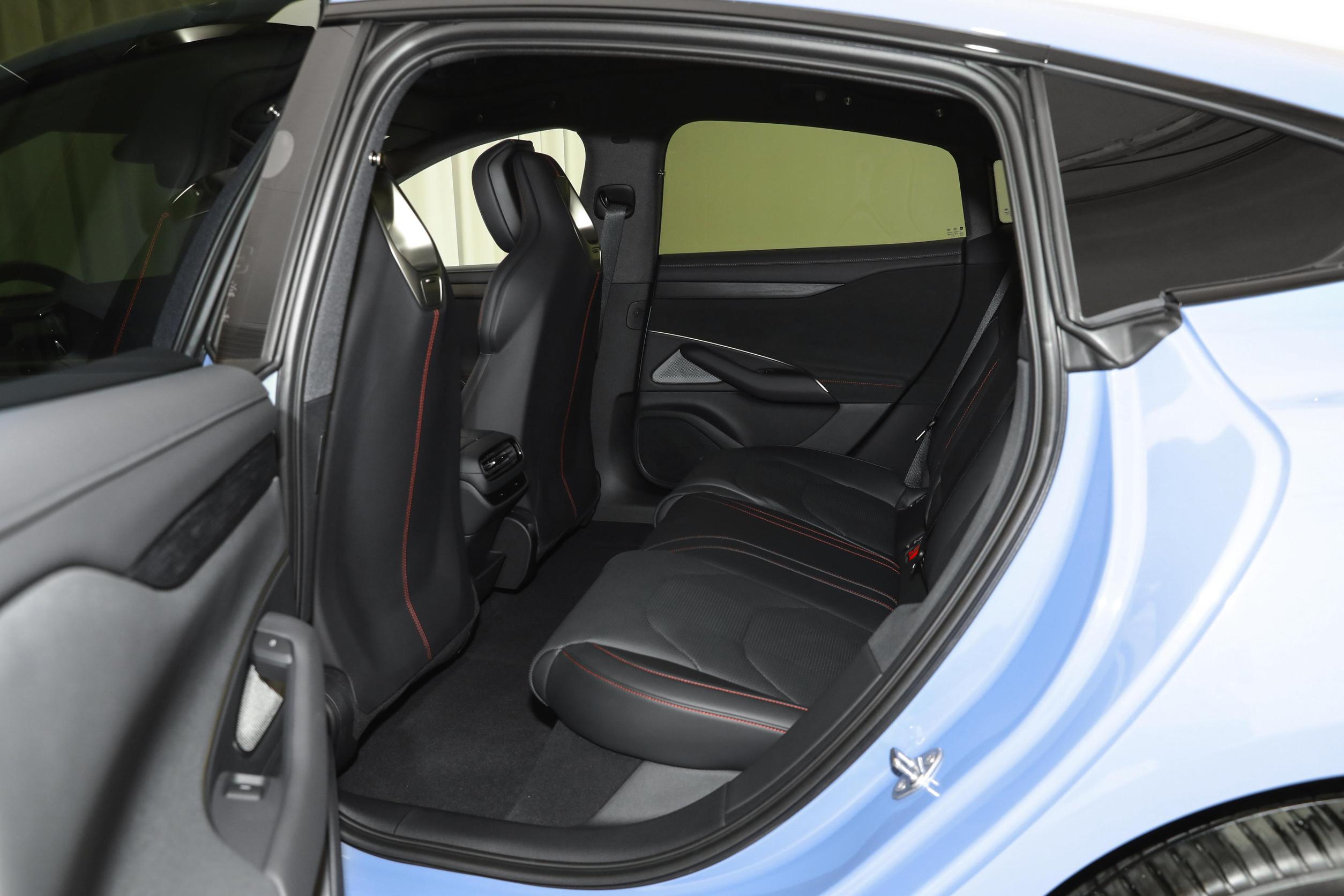 小米SU7壁纸_小米SU7_小米SU7空间图片_24/243张图片_小米SU7/整车空间图片_懂车帝