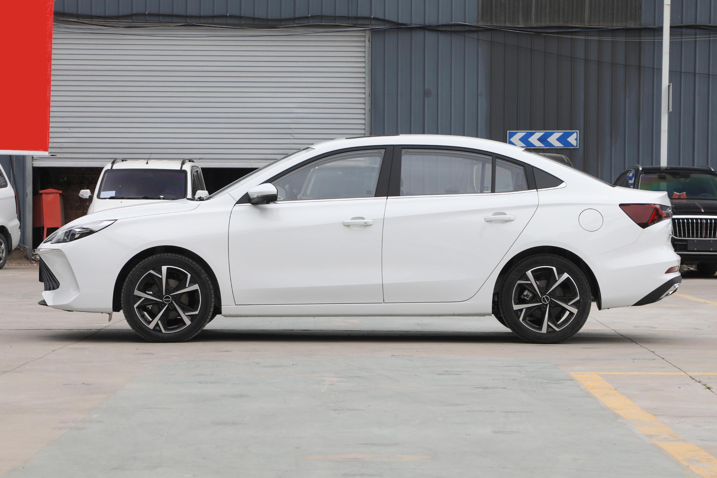 荣威i5 2023款 1.5L CVT尊荣版图片_荣威_4/121张图片_汽车外观图库_懂车帝