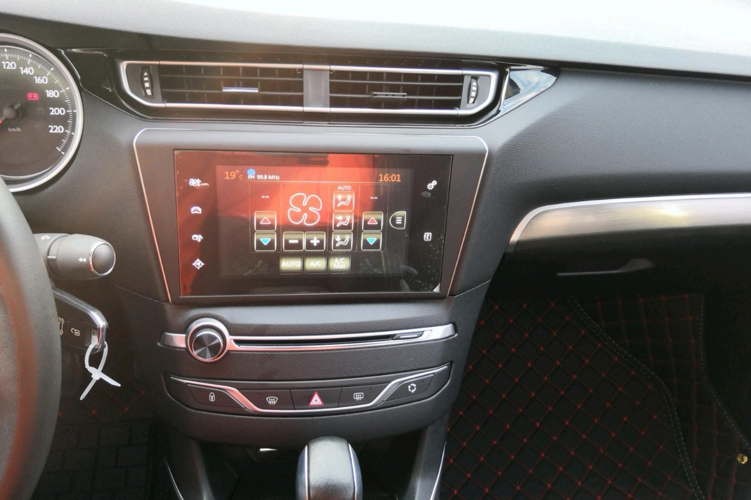 标致408 2015款 1.2T 自动荣耀版图片_标致_3/8张图片_汽车内饰图库_懂车帝