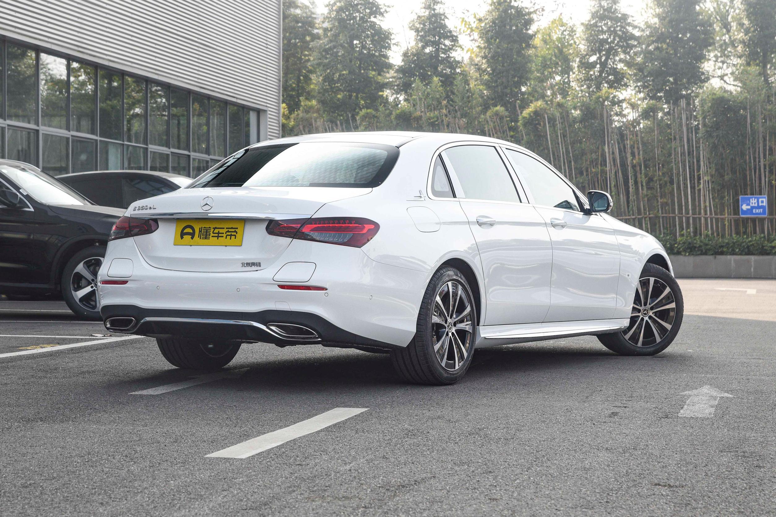 奔驰E级PHEV 2022款 E 350 e L 运动轿车图片_奔驰_5/96张图片_汽车外观图库_懂车帝