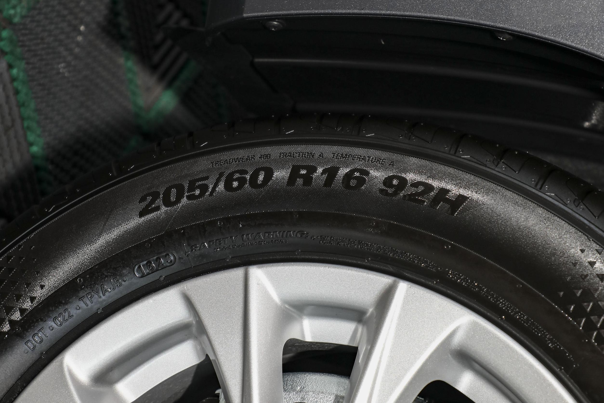 荣威i5 2023款 1.5L 手动舒享版图片_荣威_1/58张图片_汽车外观图库_懂车帝