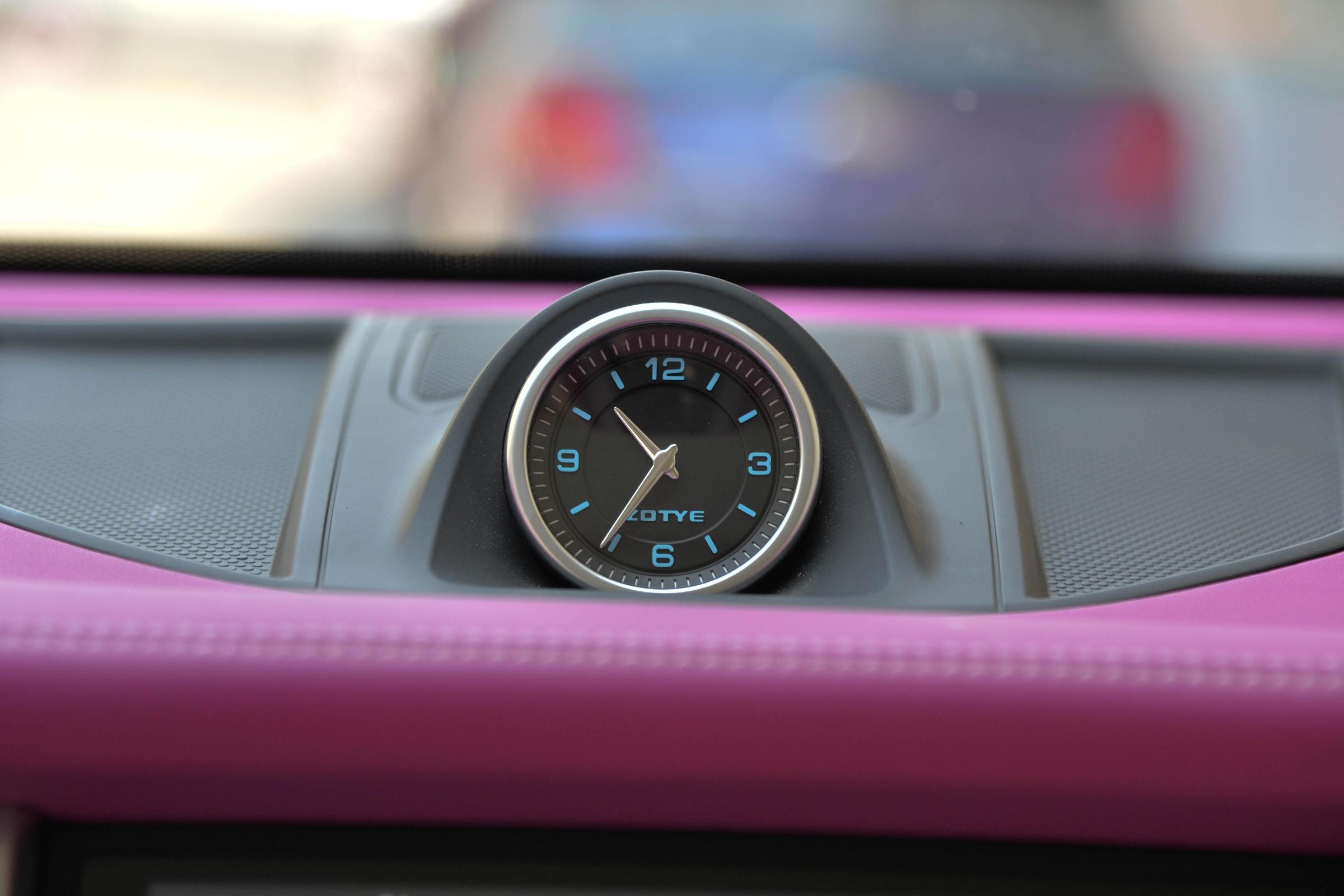 众泰SR9 2017款 2.0T 自动女神定制版图片_众泰_1/47张图片_汽车内饰图库_懂车帝