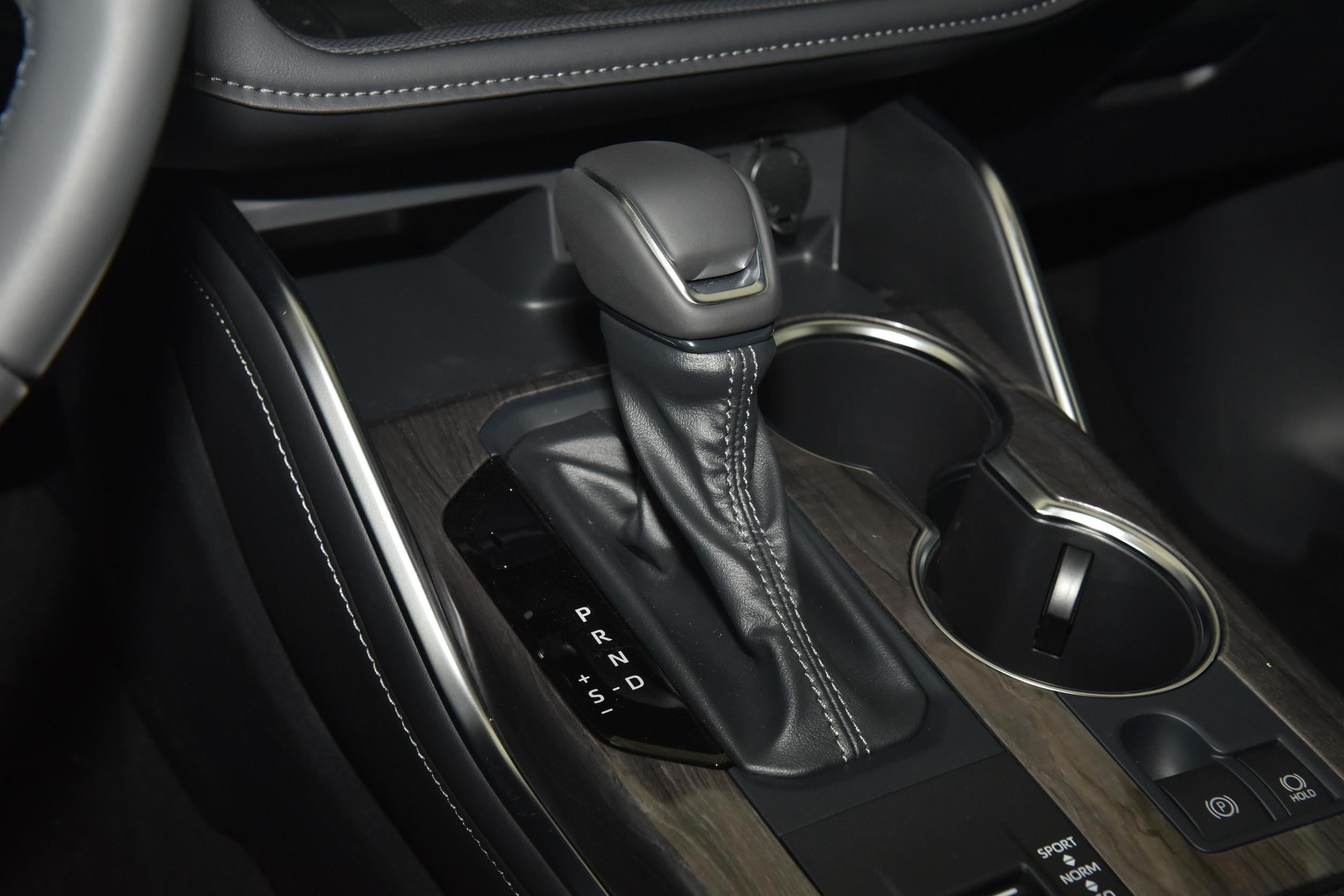 皇冠陆放 2024款 智能电混双擎 2.5L E-CVT四驱尊贵版图片_丰田_21/47张图片_汽车内饰图库_懂车帝