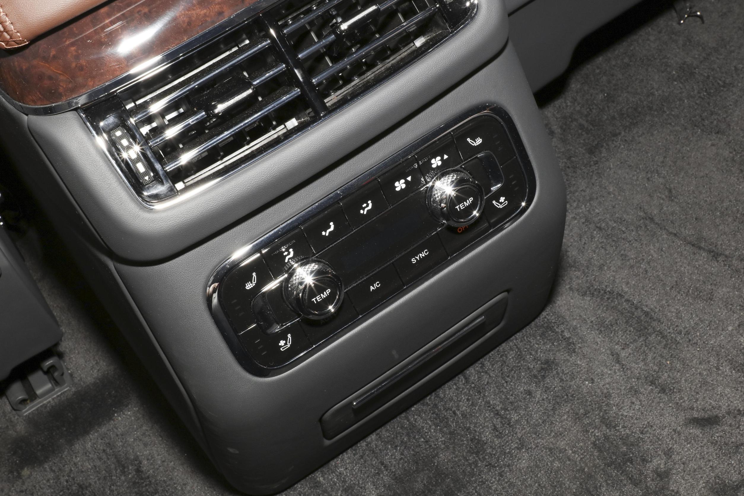 红旗LS7 2022款 4.0T 6座典雅旗航版图片_红旗_35/62张图片_汽车空间图库_懂车帝