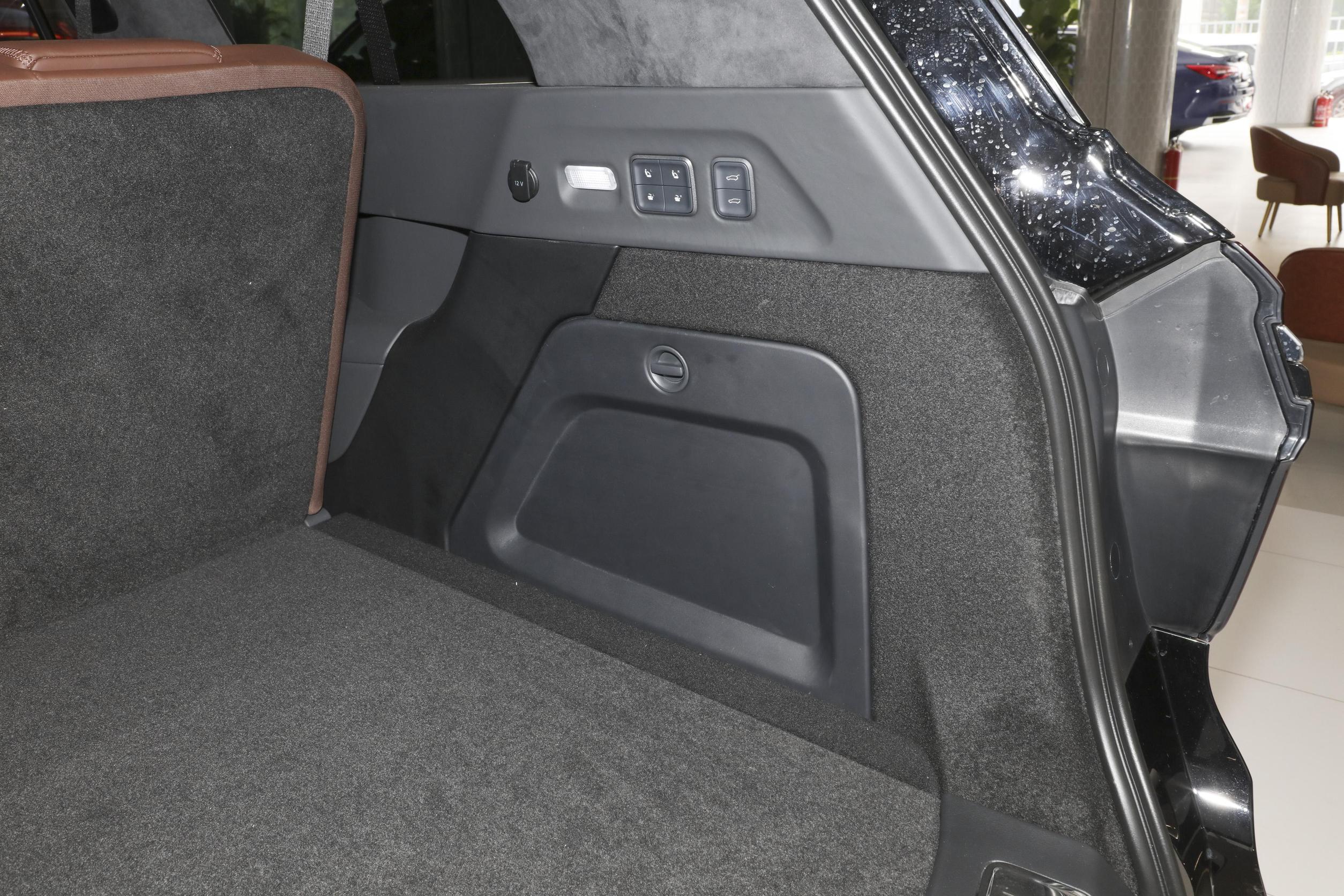 红旗LS7 2022款 4.0T 6座典雅旗航版图片_红旗_35/62张图片_汽车空间图库_懂车帝