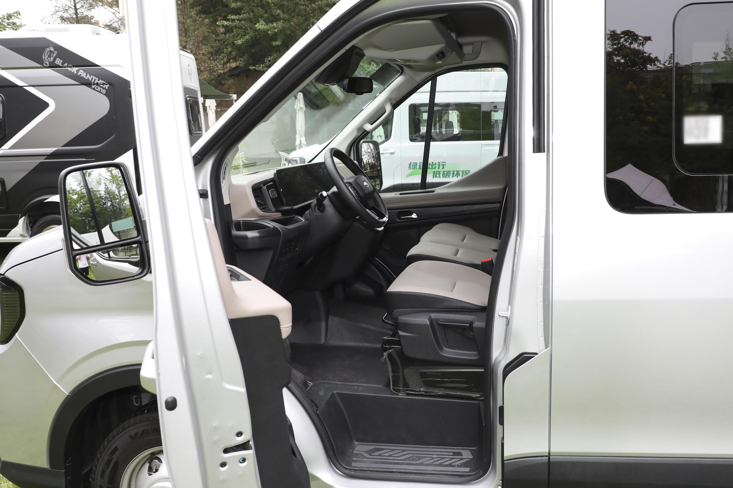 全顺 2024款 V363 2.3T柴油自动长轴中顶15座图片_福特_22/57张图片_汽车空间图库_懂车帝