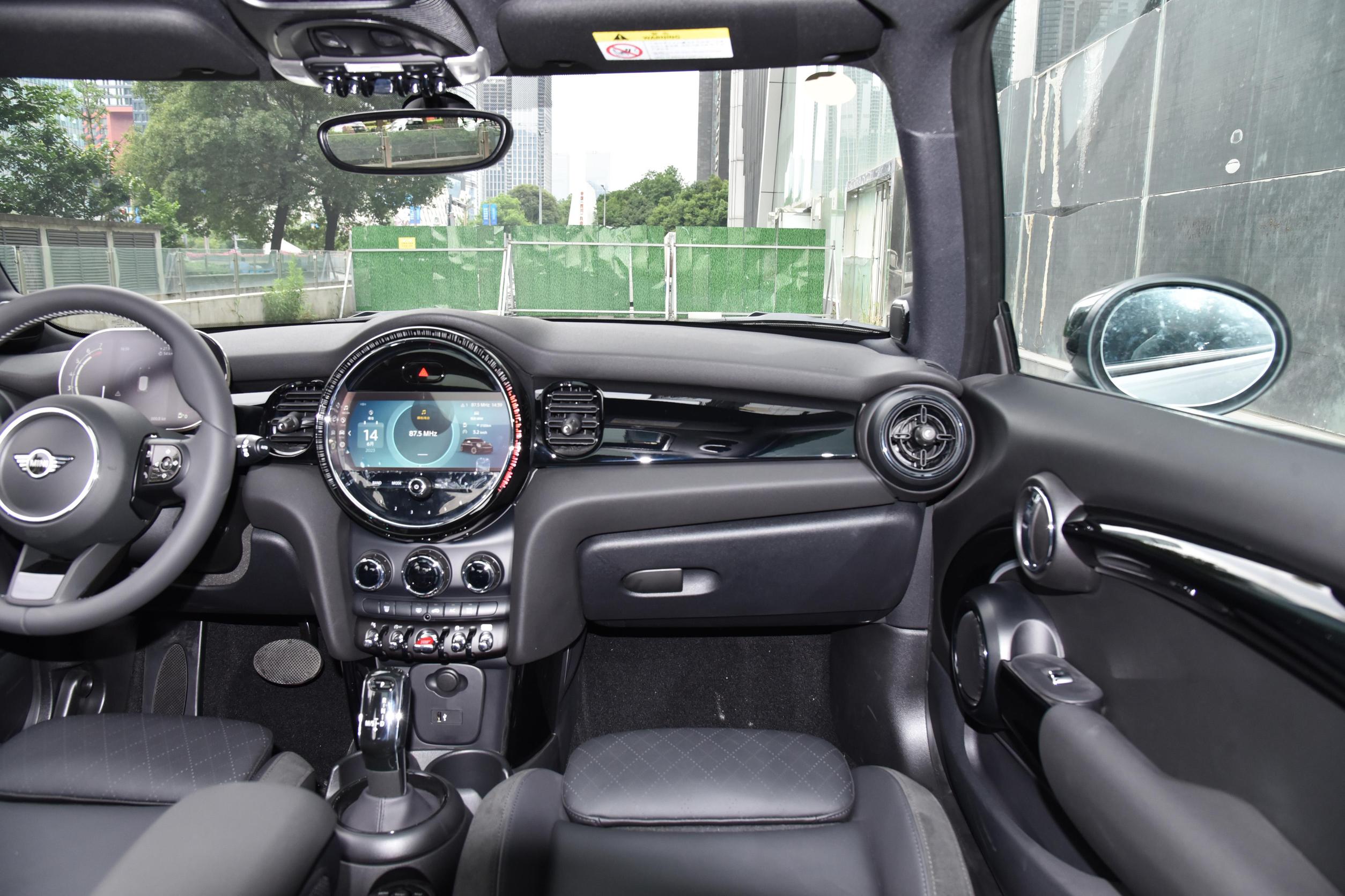 MINI 2023款 改款 2.0T COOPER S 艺术家图片_MINI_13/33张图片_汽车内饰图库_懂车帝