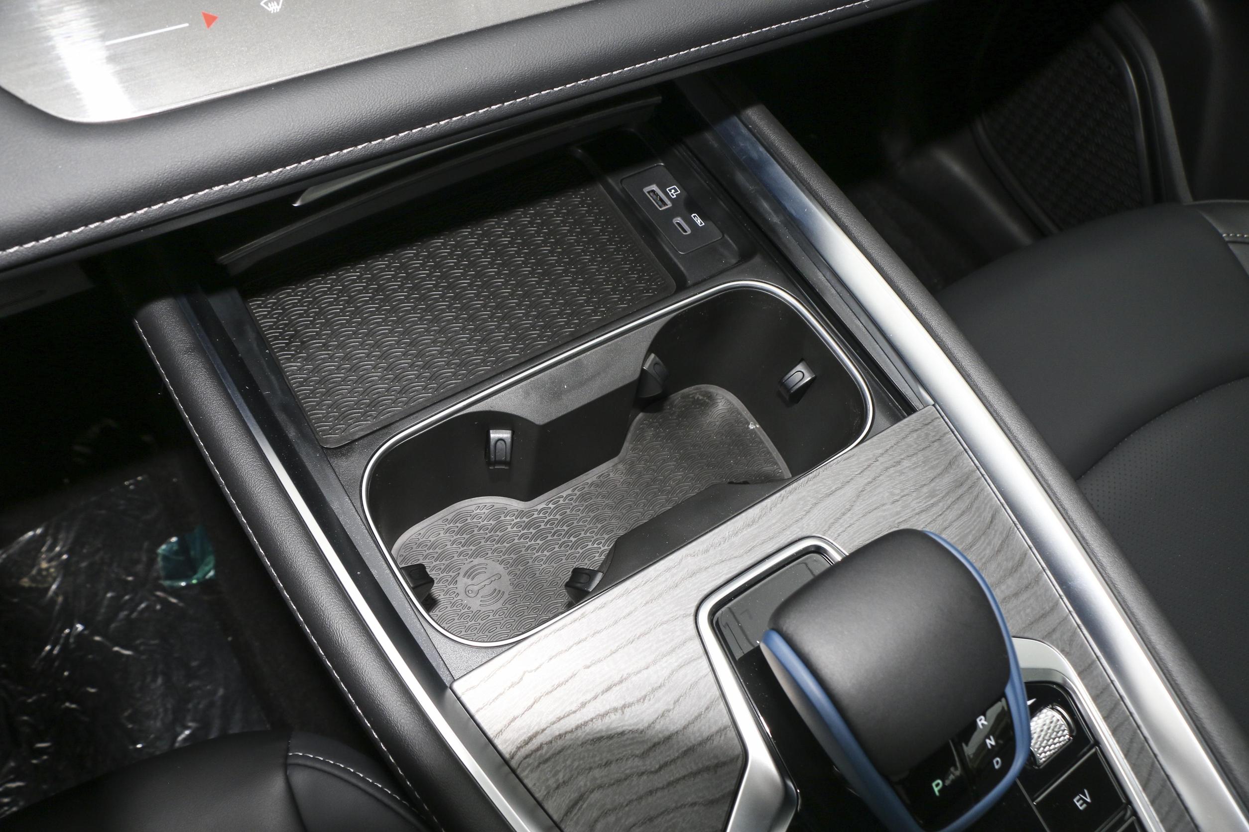 瑞虎8 PRO PHEV 2023款 冠军版 1.5T DHT 100km 荣耀版图片_奇瑞_7/78张图片_汽车空间图库_懂车帝