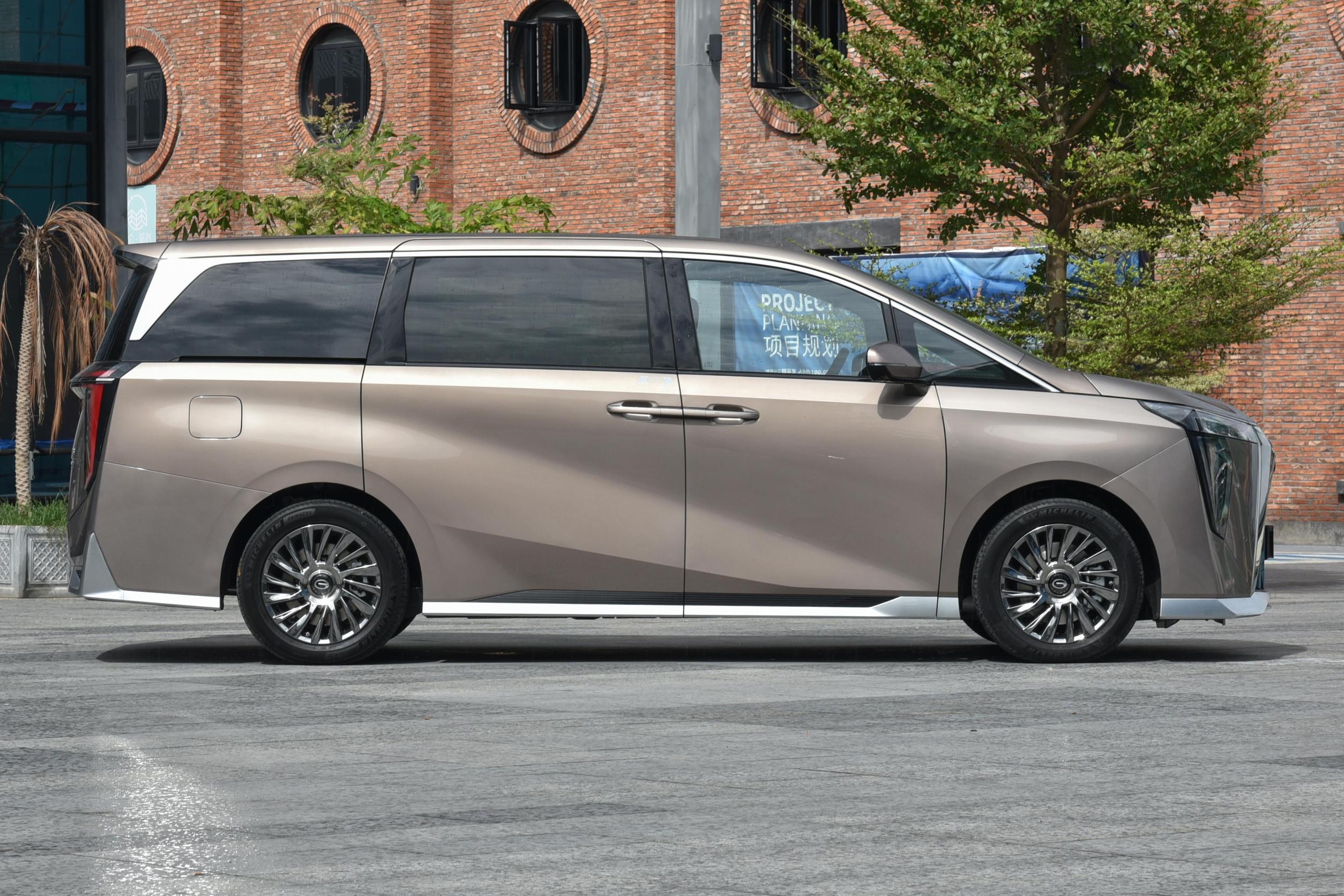 传祺M8 2023款 宗师系列 2.0TM 混动 御尊版图片_广汽传祺_1/39张图片_汽车外观图库_懂车帝