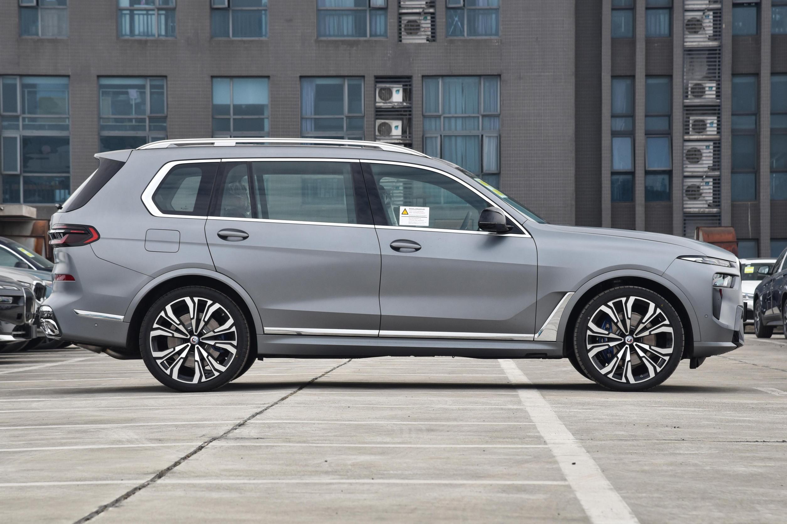 宝马X7壁纸_宝马X7_宝马X7外观图片_1/2916张图片_宝马X7磨砂纯灰/整车外观图片_懂车帝