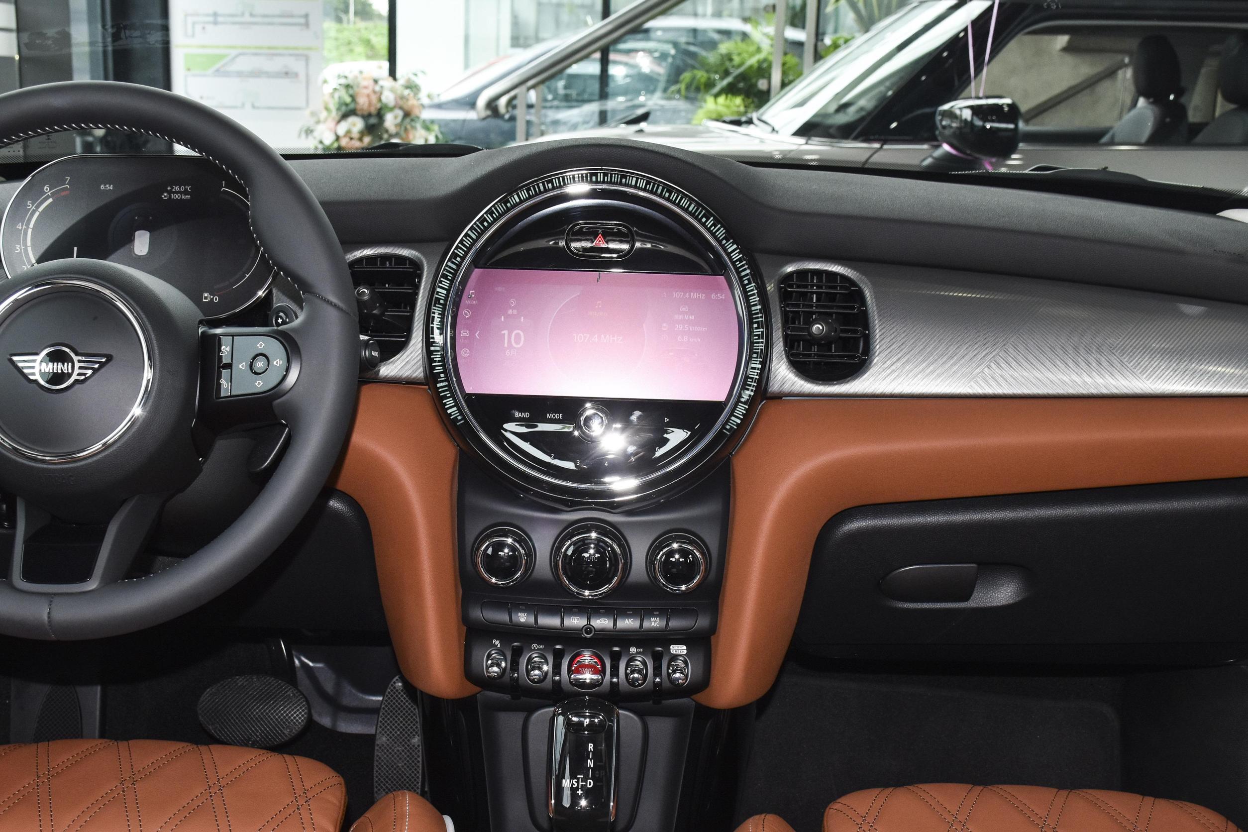 MINI 2023款 2.0T COOPER S 艺术家 五门版图片_MINI_2/43张图片_汽车内饰图库_懂车帝