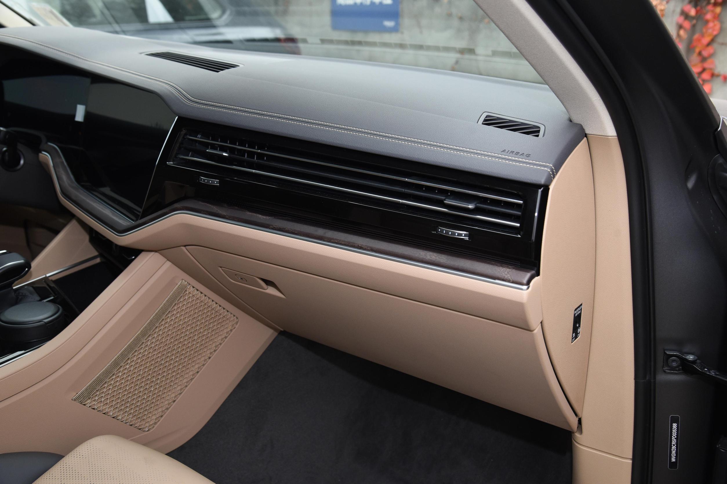 途锐 2023款 3.0TSI 锐尊火山岩涂装运动版图片_大众_21/50张图片_汽车内饰图库_懂车帝