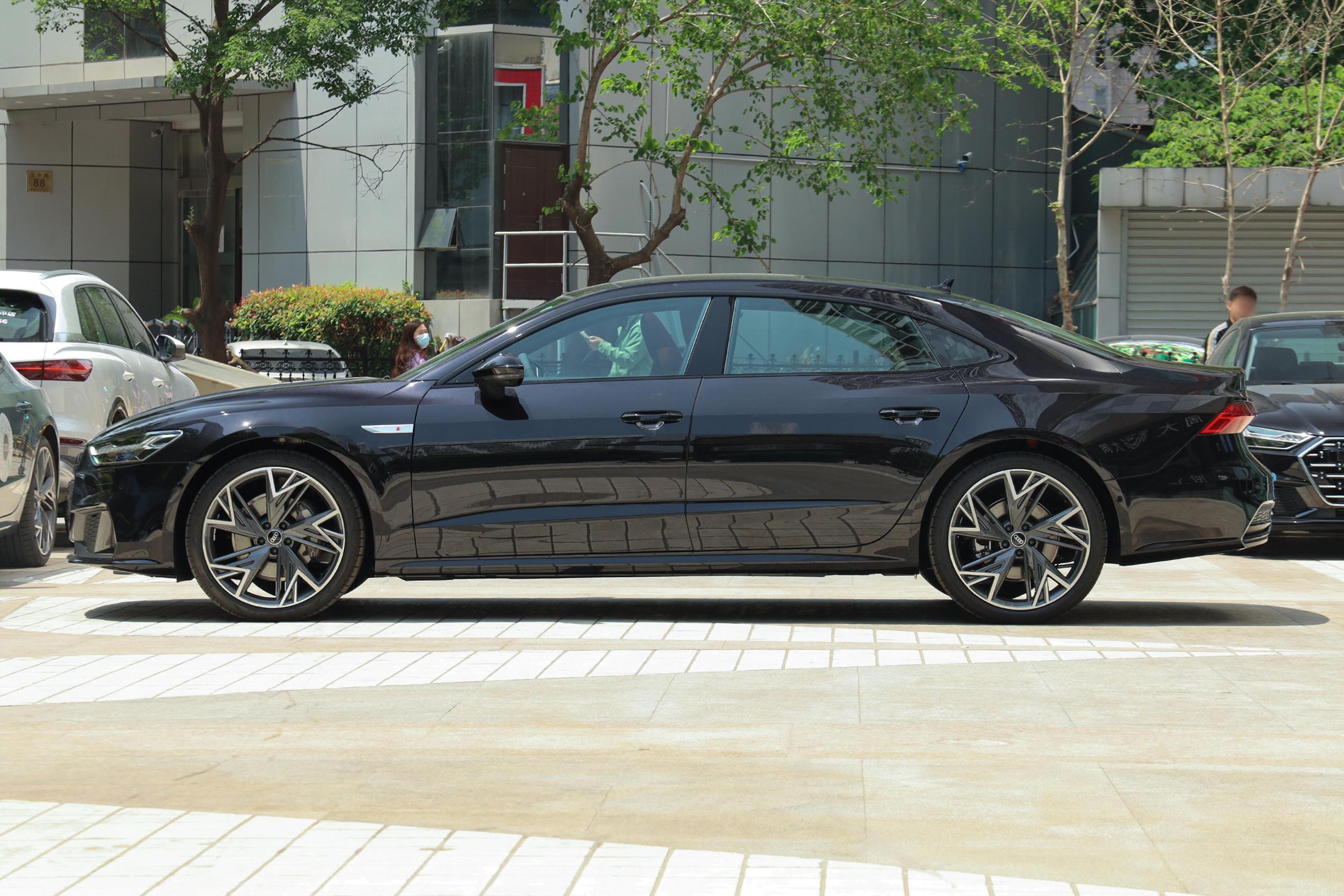 奥迪A7L 2023款 45 TFSI quattro S-line 黑武士版图片_奥迪_5/57张图片_汽车外观图库_懂车帝