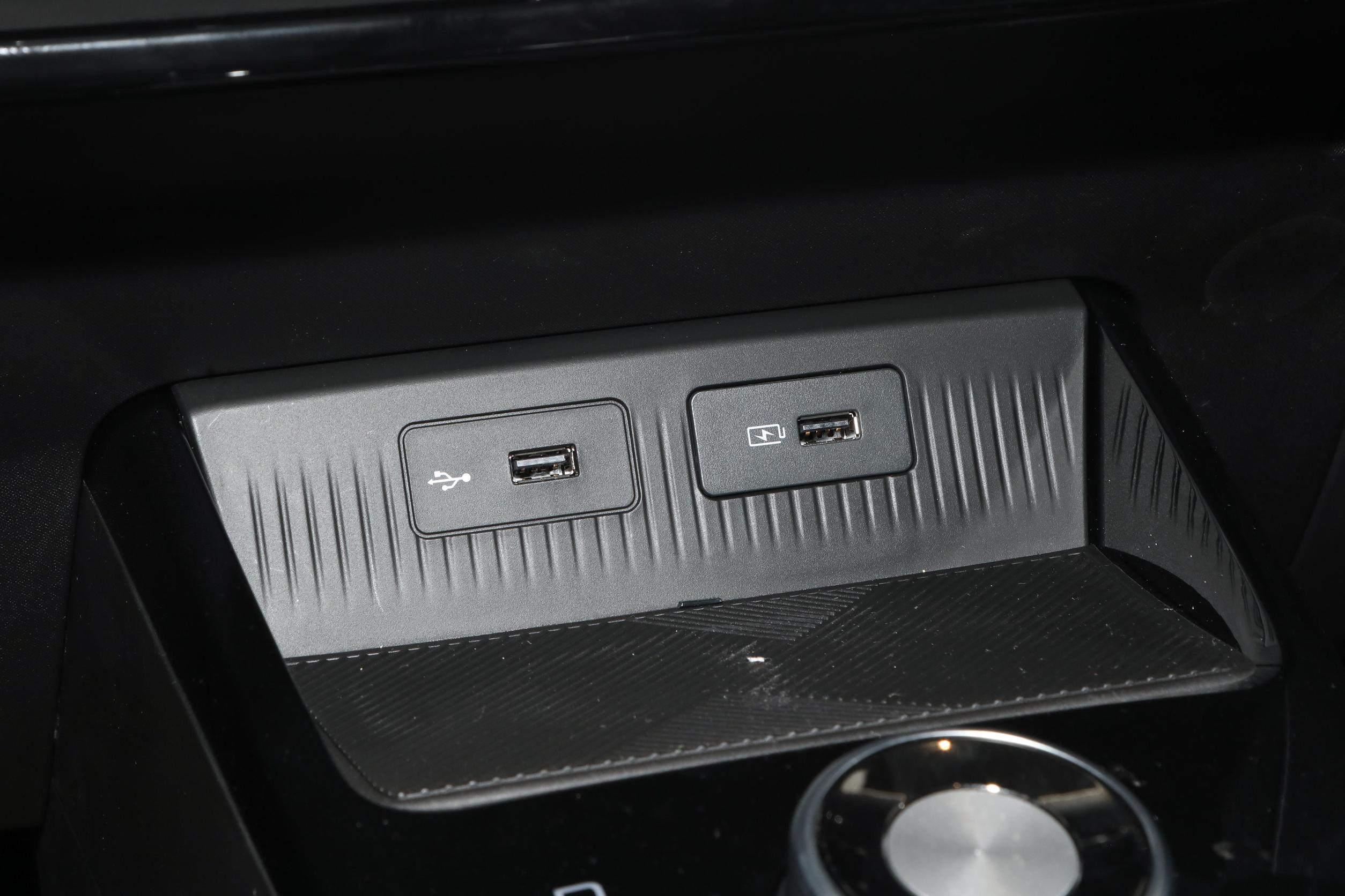 吉利几何E萤火虫 2024款 301KM 流光图片_吉利几何_6/29张图片_汽车内饰图库_懂车帝