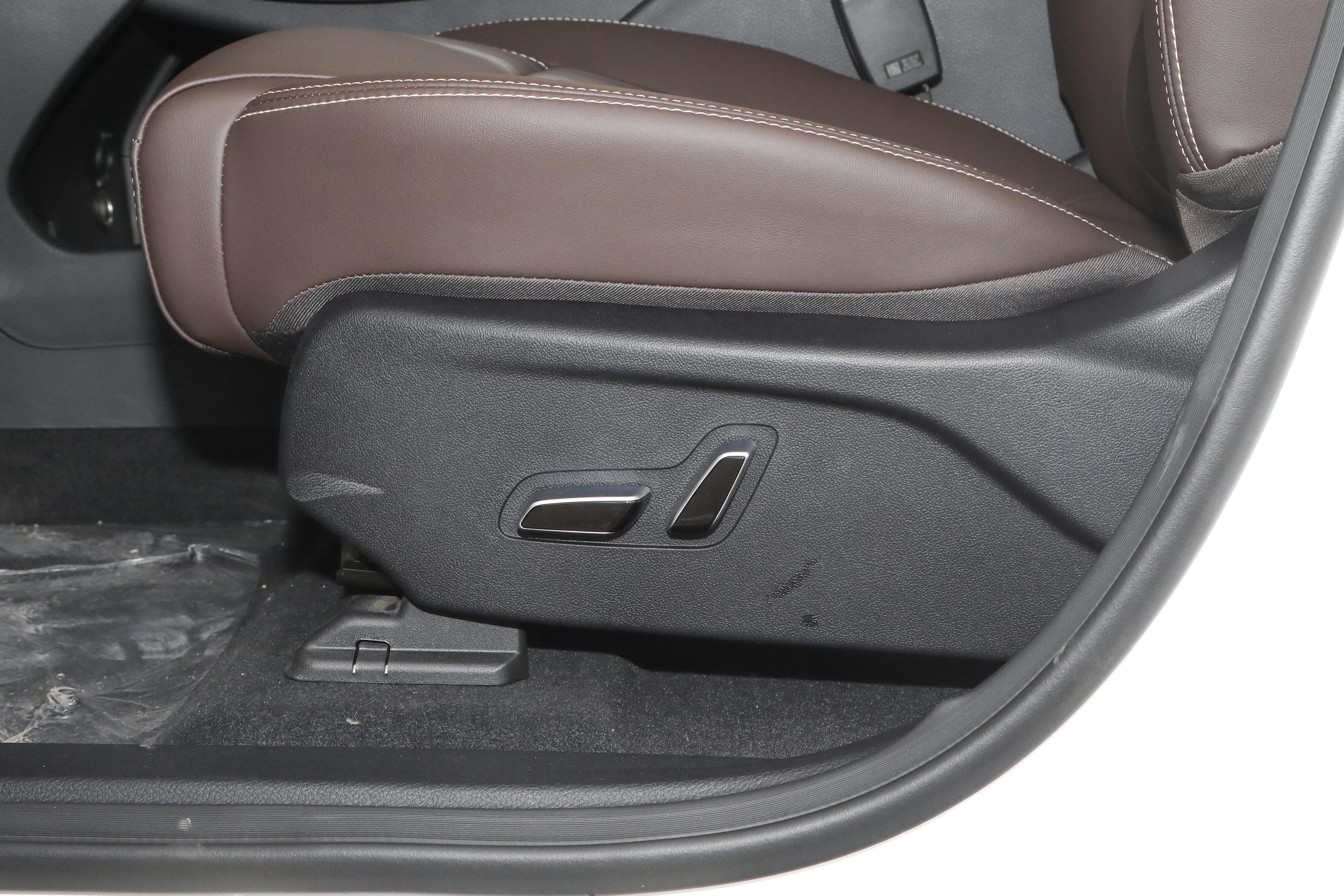 宋MAX DM-i 2022款 DM-i 105KM 尊荣型图片_比亚迪_25/50张图片_汽车空间图库_懂车帝