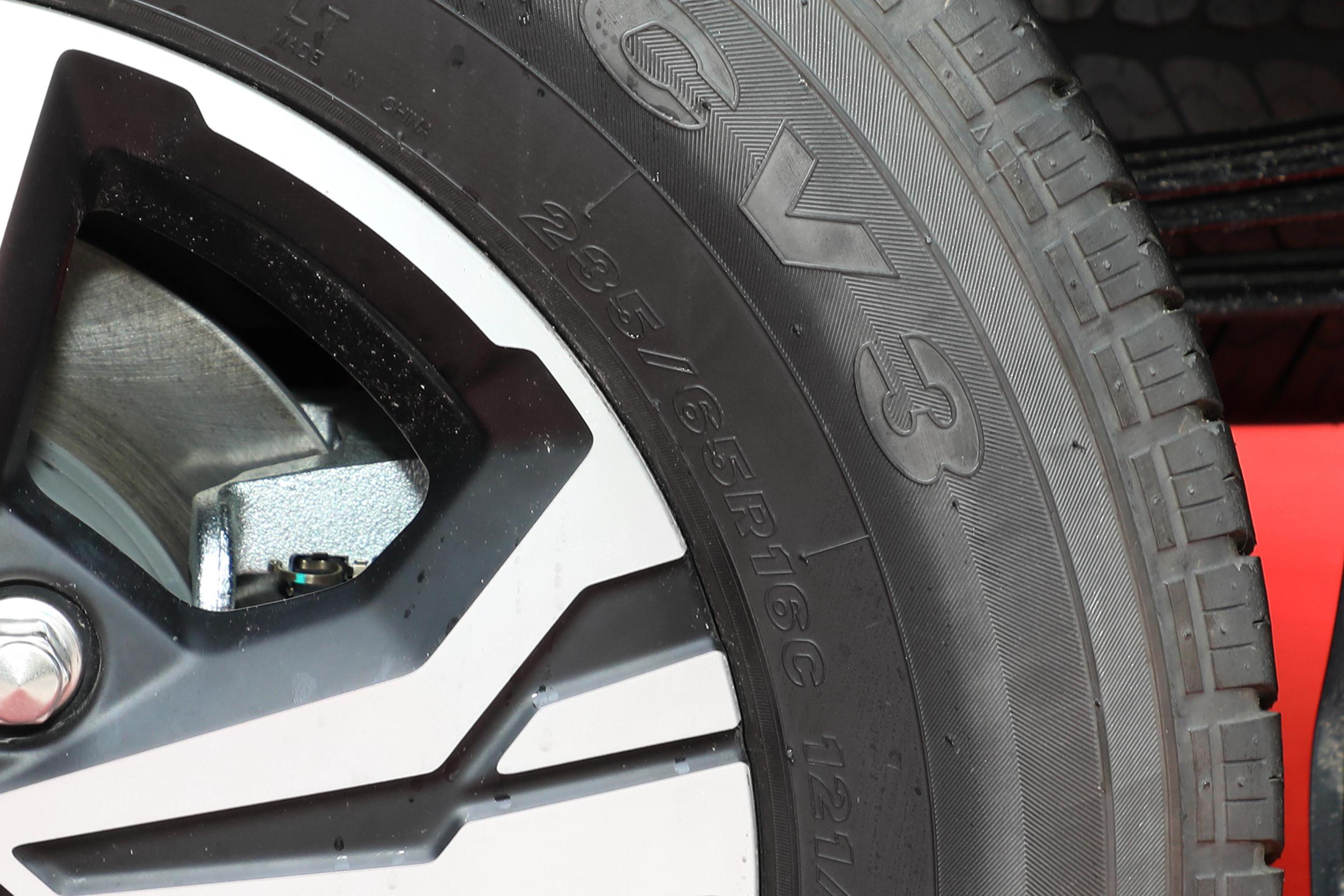 全顺 2024款 V363 2.3T柴油自动中轴中顶9座图片_福特_36/51张图片_汽车外观图库_懂车帝