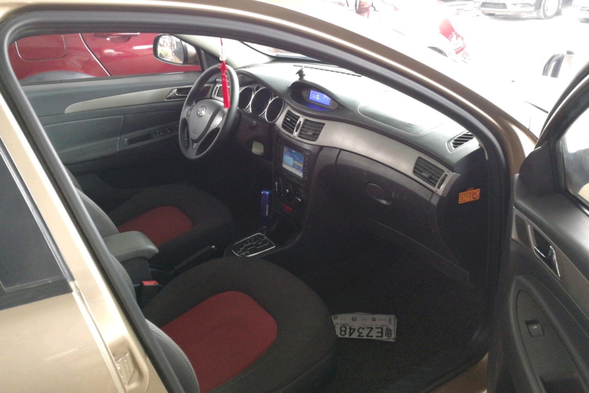 东风风神H30 2012款 CROSS 1.6L 自动尊尚型图片_东风风神_4/8张图片_汽车内饰图库_懂车帝