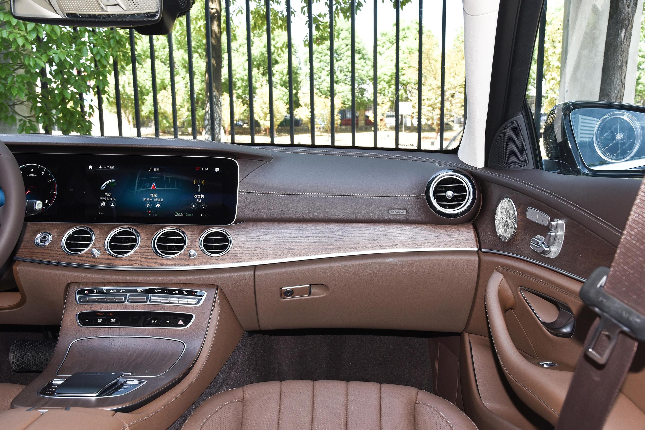 奔驰E级 2023款 E 300 L 尊贵型 轿车图片_奔驰_13/60张图片_汽车内饰图库_懂车帝
