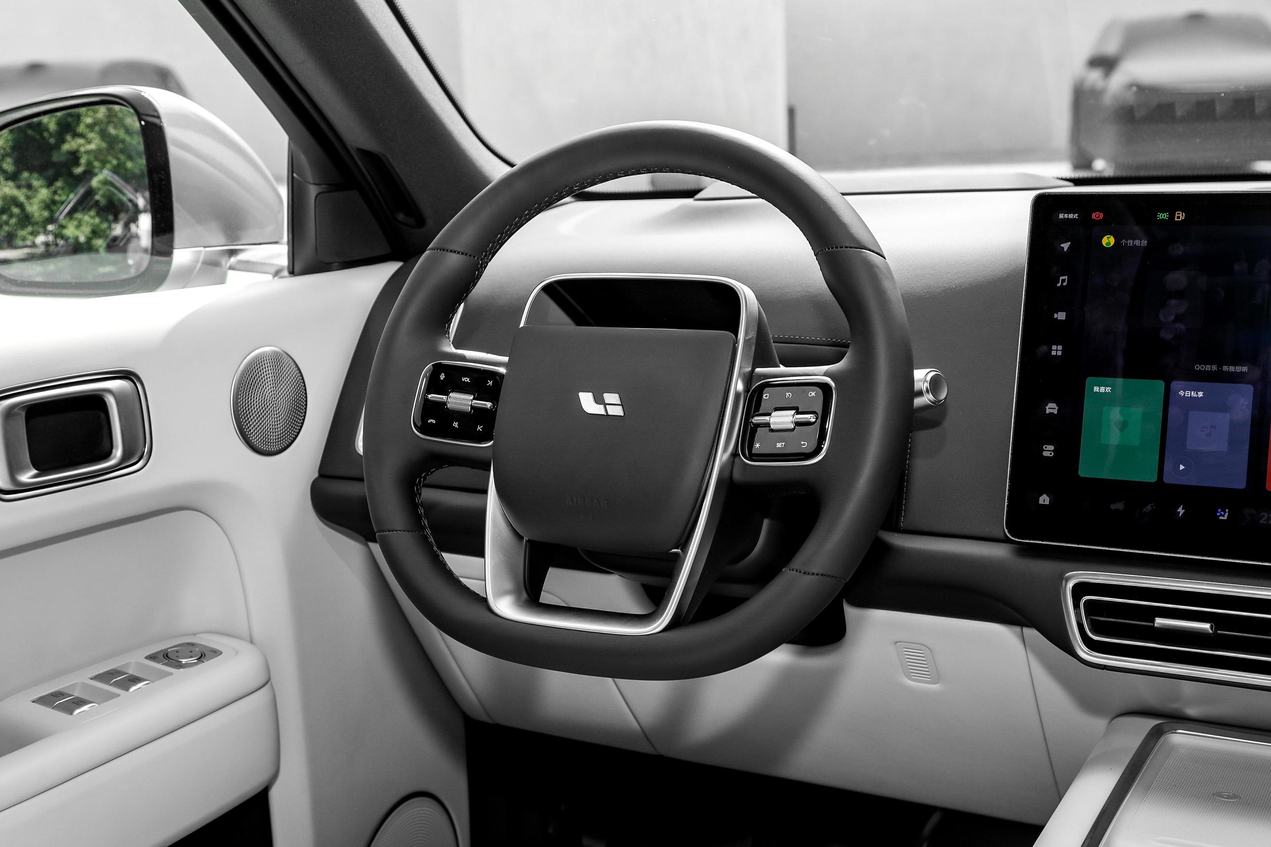理想L8 2023款 Max版图片_理想汽车_1/69张图片_汽车内饰图库_懂车帝