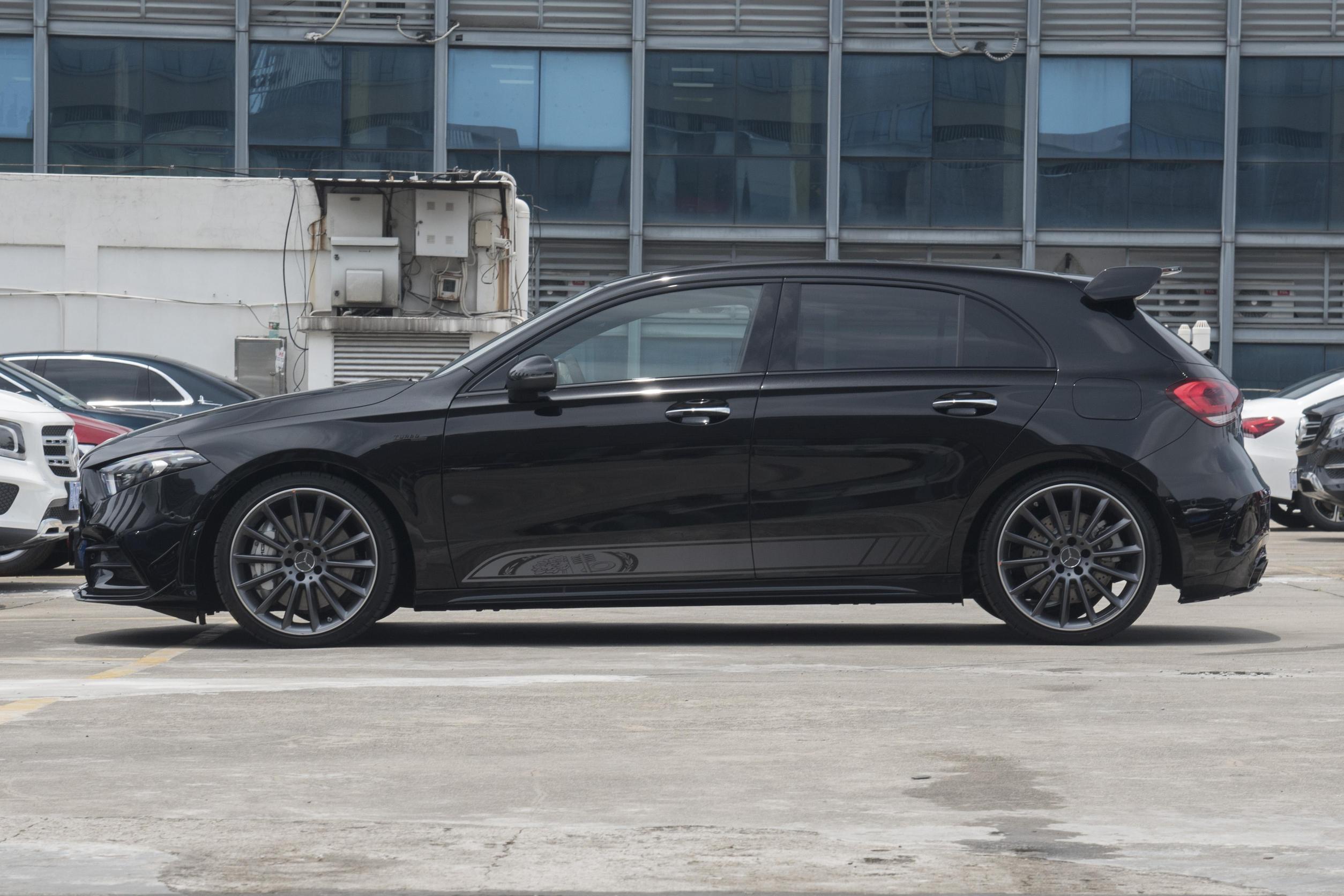 奔驰A级AMG(进口) 2023款 AMG A 35 4MATIC 55周年纪念版图片_奔驰_4/55张图片_汽车外观图库_懂车帝