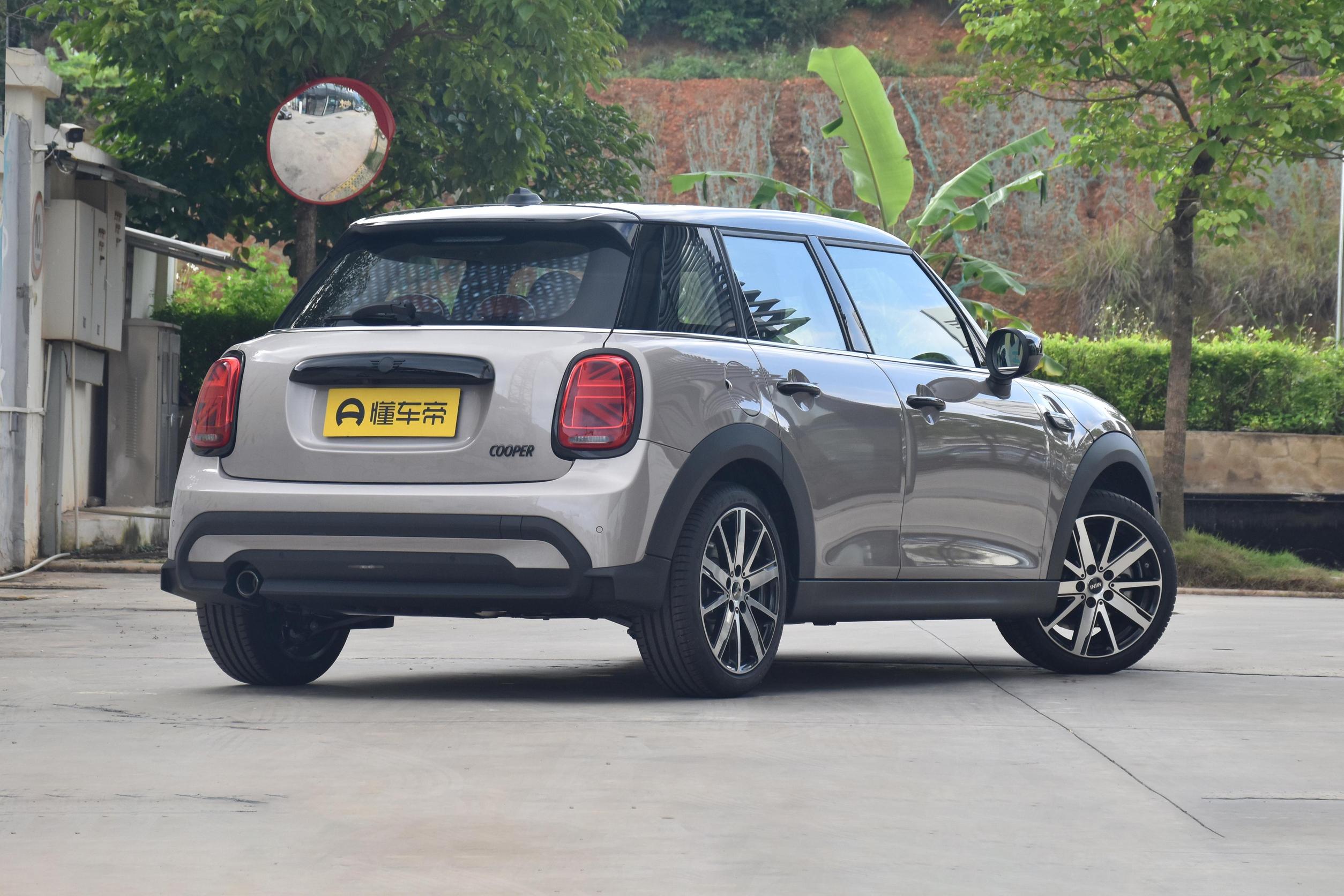 MINI 2023款 1.5T COOPER 艺术家 五门版图片_MINI_4/151张图片_汽车外观图库_懂车帝