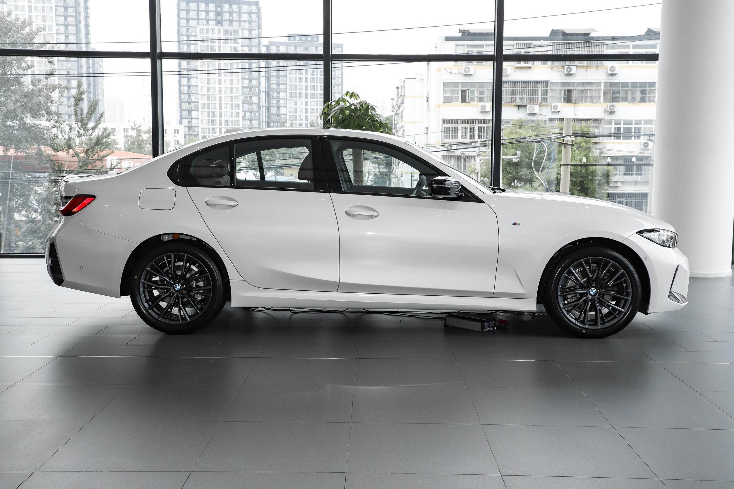 宝马3系 2023款 325i M运动曜夜套装图片_宝马_3/136张图片_汽车外观图库_懂车帝