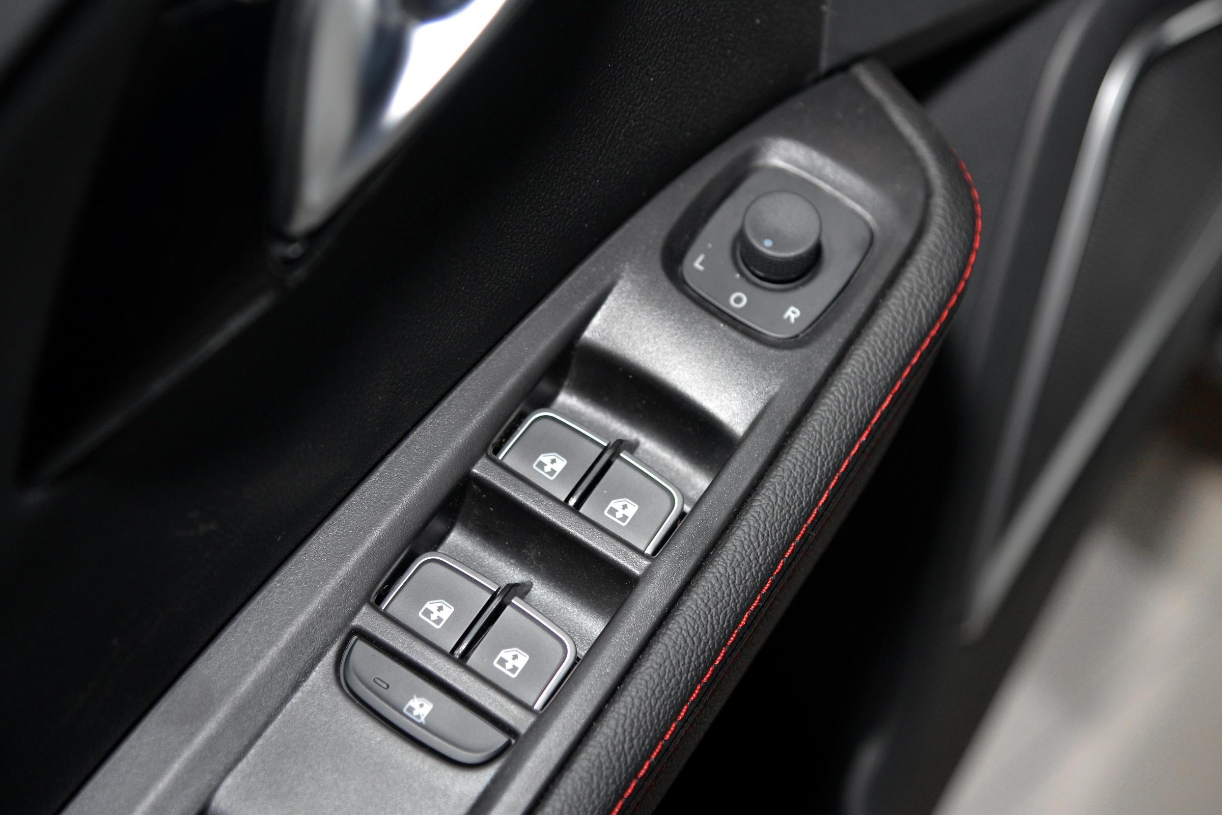 森雅R7 2017款 智能网联版 1.5T 手动智擎型图片_一汽_33/38张图片_汽车空间图库_懂车帝