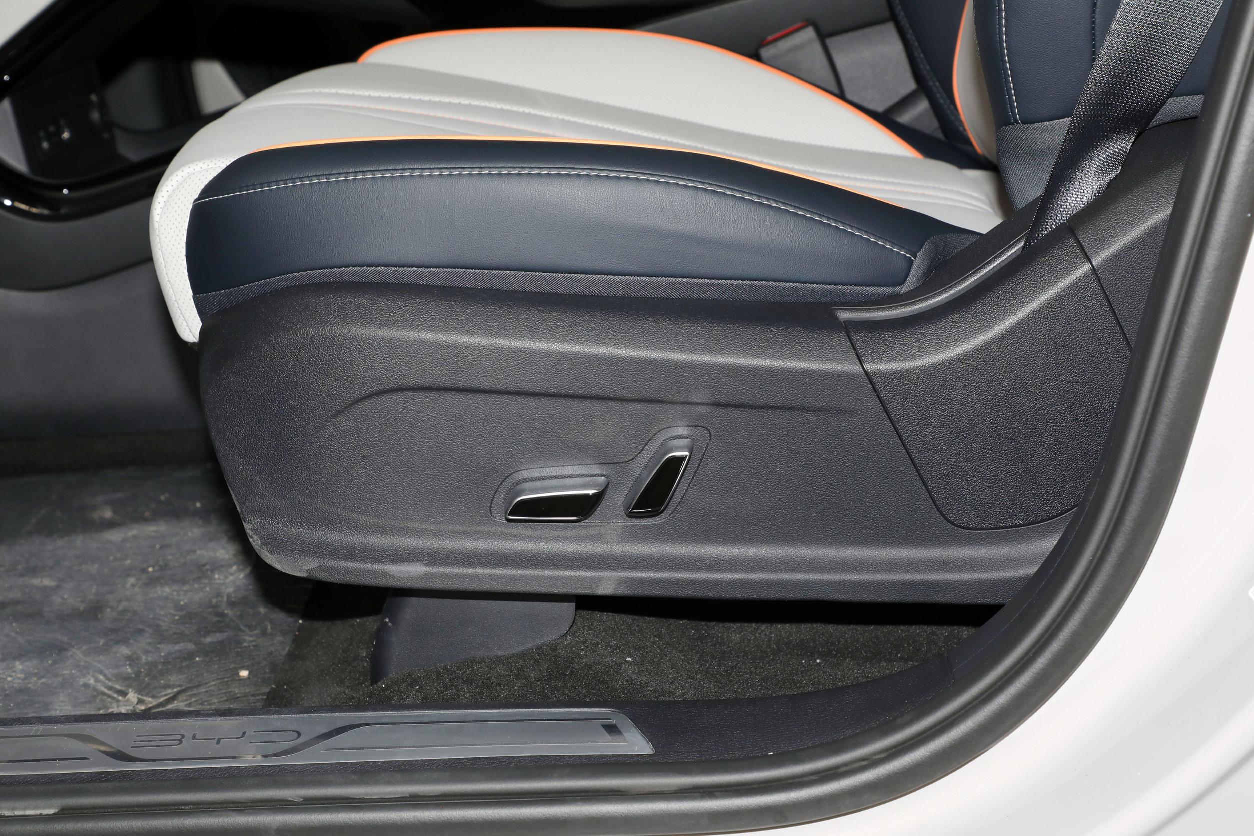 宋PLUS DM-i 2023款 DM-i 冠军版 150KM旗舰PLUS 5G图片_比亚迪_2/65张图片_汽车空间图库_懂车帝