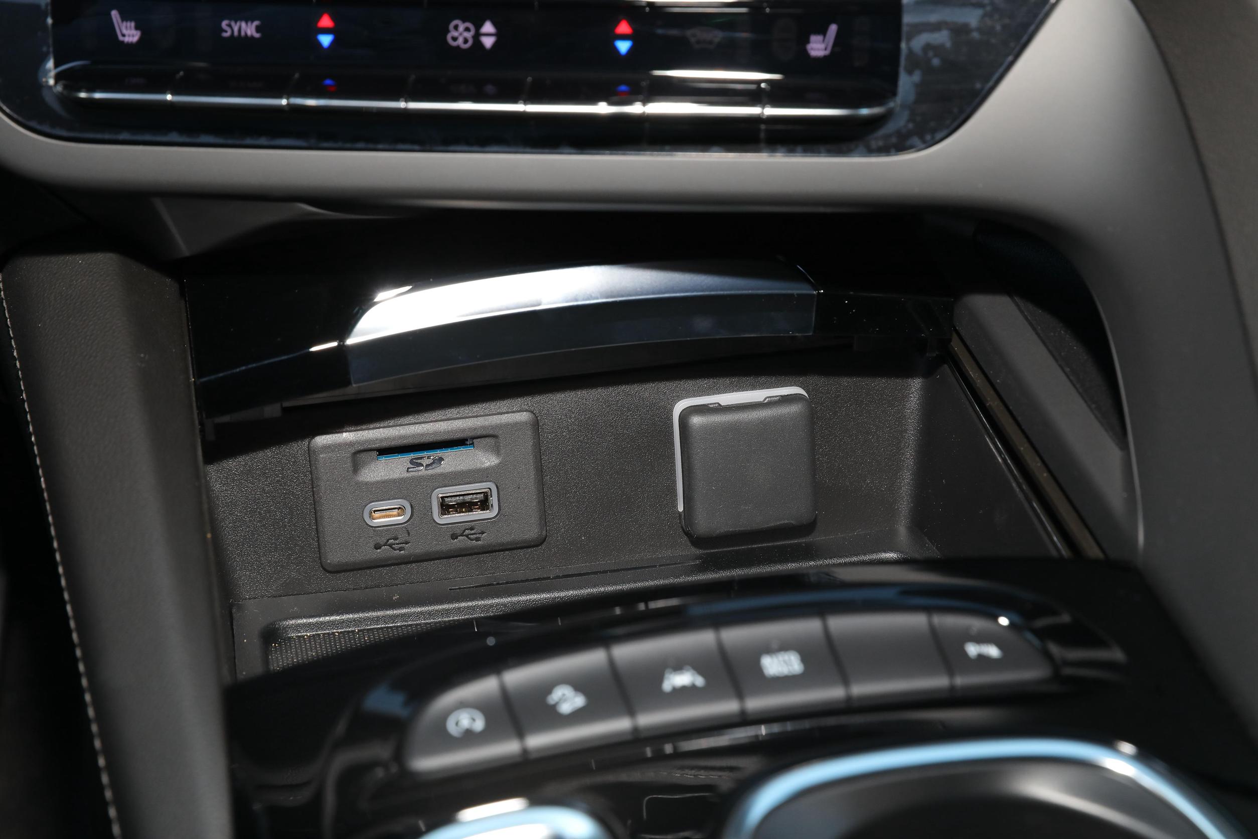 昂科威 2023款 昂科威Plus 652T 五座四驱豪华型图片_别克_1/63张图片_汽车内饰图库_懂车帝