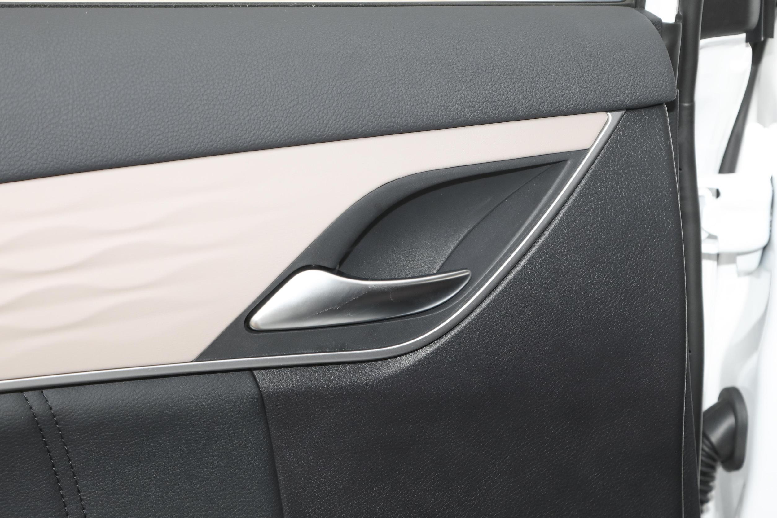 宋MAX DM-i 2022款 DM-i 105KM 尊荣型图片_比亚迪_31/50张图片_汽车空间图库_懂车帝