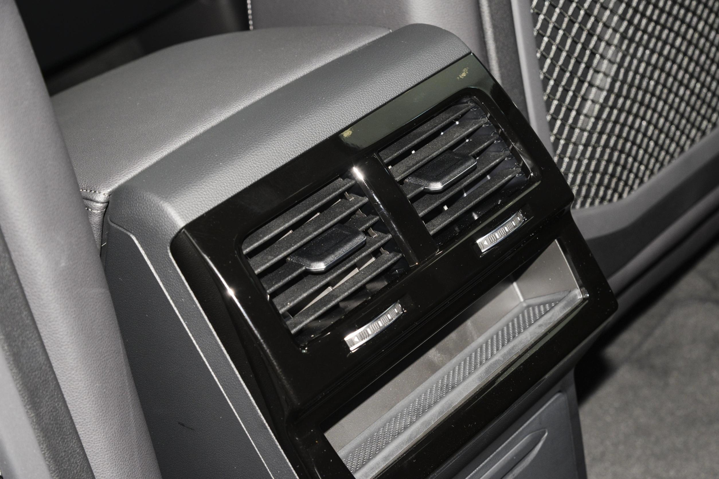 途锐 2023款 3.0TSI 锐享版 曜黑运动套装图片_大众_37/76张图片_汽车空间图库_懂车帝