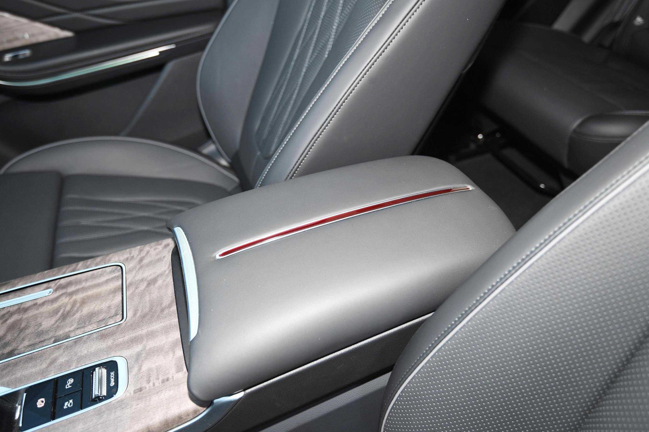 红旗HS7 2023款 2.0T 四驱旗领版 6座图片_红旗_23/184张图片_汽车空间图库_懂车帝