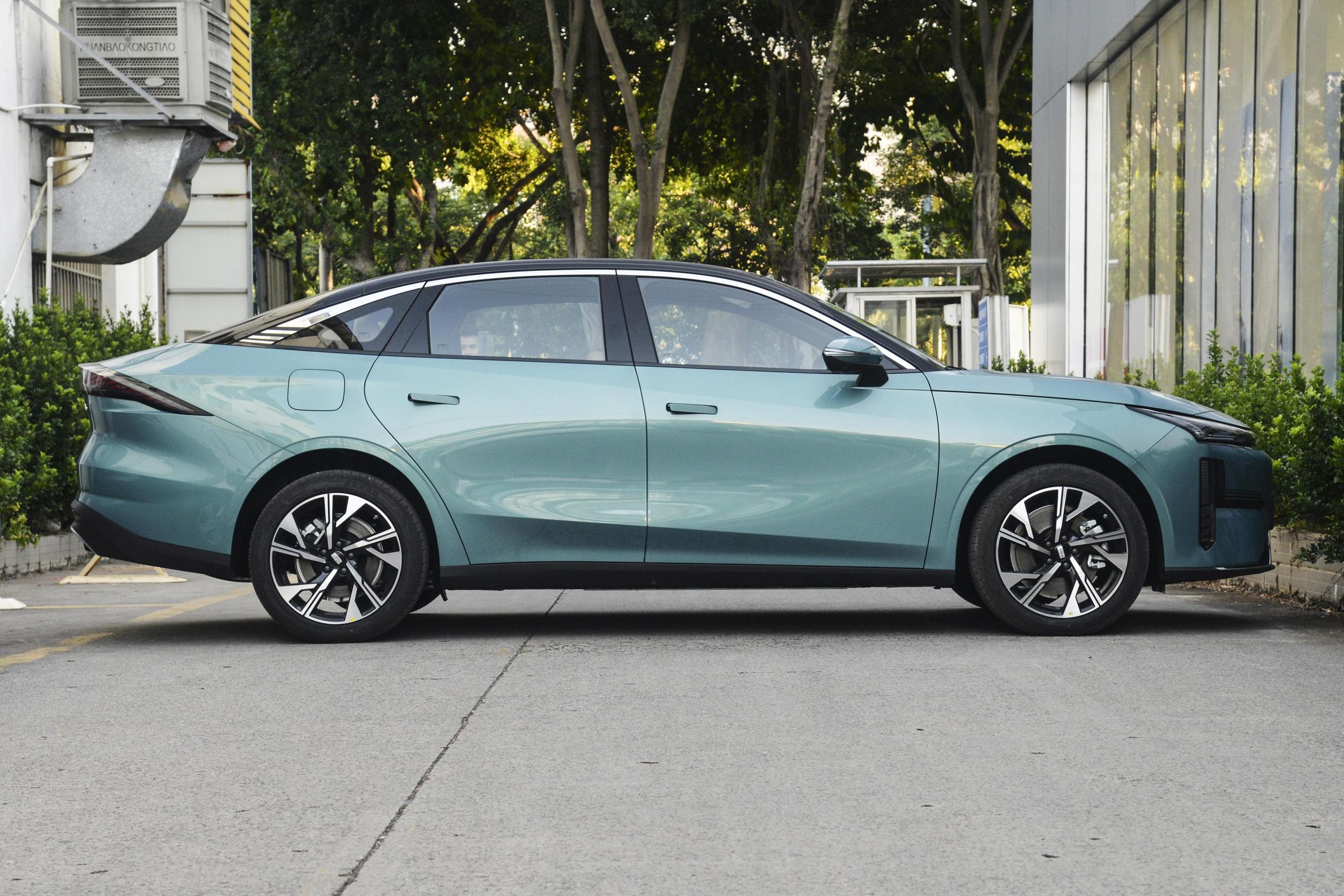 银河L6 2023款 1.5T DHT 125km 星舰图片_吉利银河_1/152张图片_汽车外观图库_懂车帝