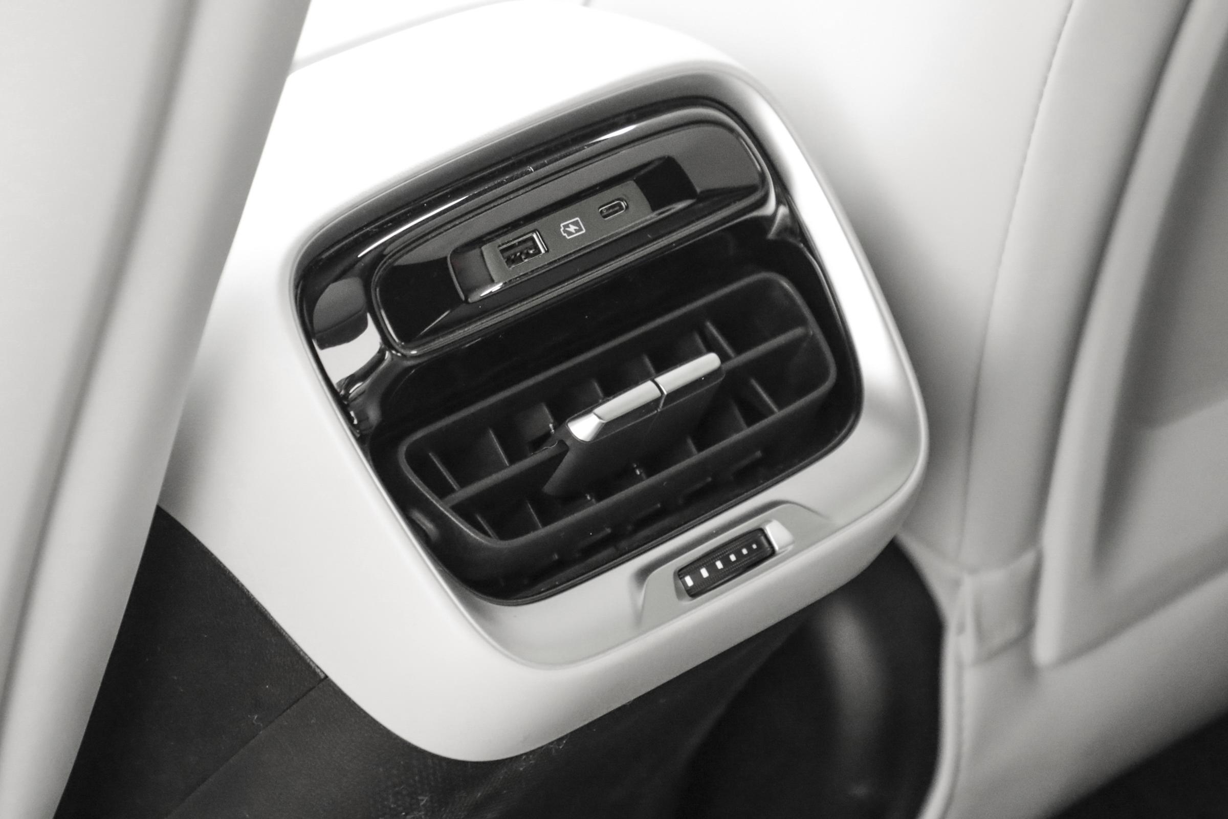 小鹏P7 2023款 P7i 610 Max 性能版图片_小鹏汽车_3/55张图片_汽车空间图库_懂车帝