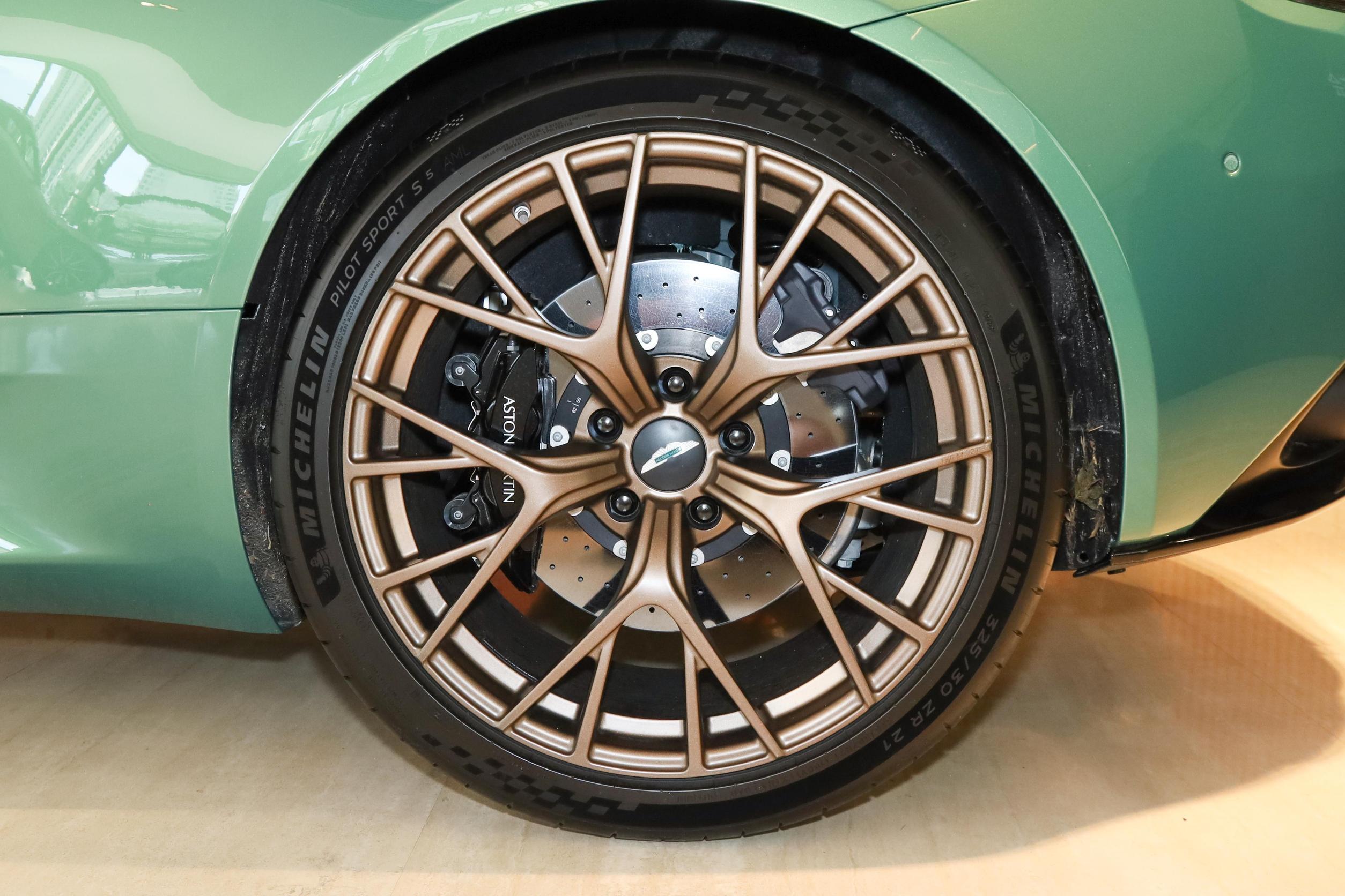 阿斯顿·马丁DB12 2024款 4.0T V8图片_阿斯顿·马丁_33/54张图片_汽车外观图库_懂车帝