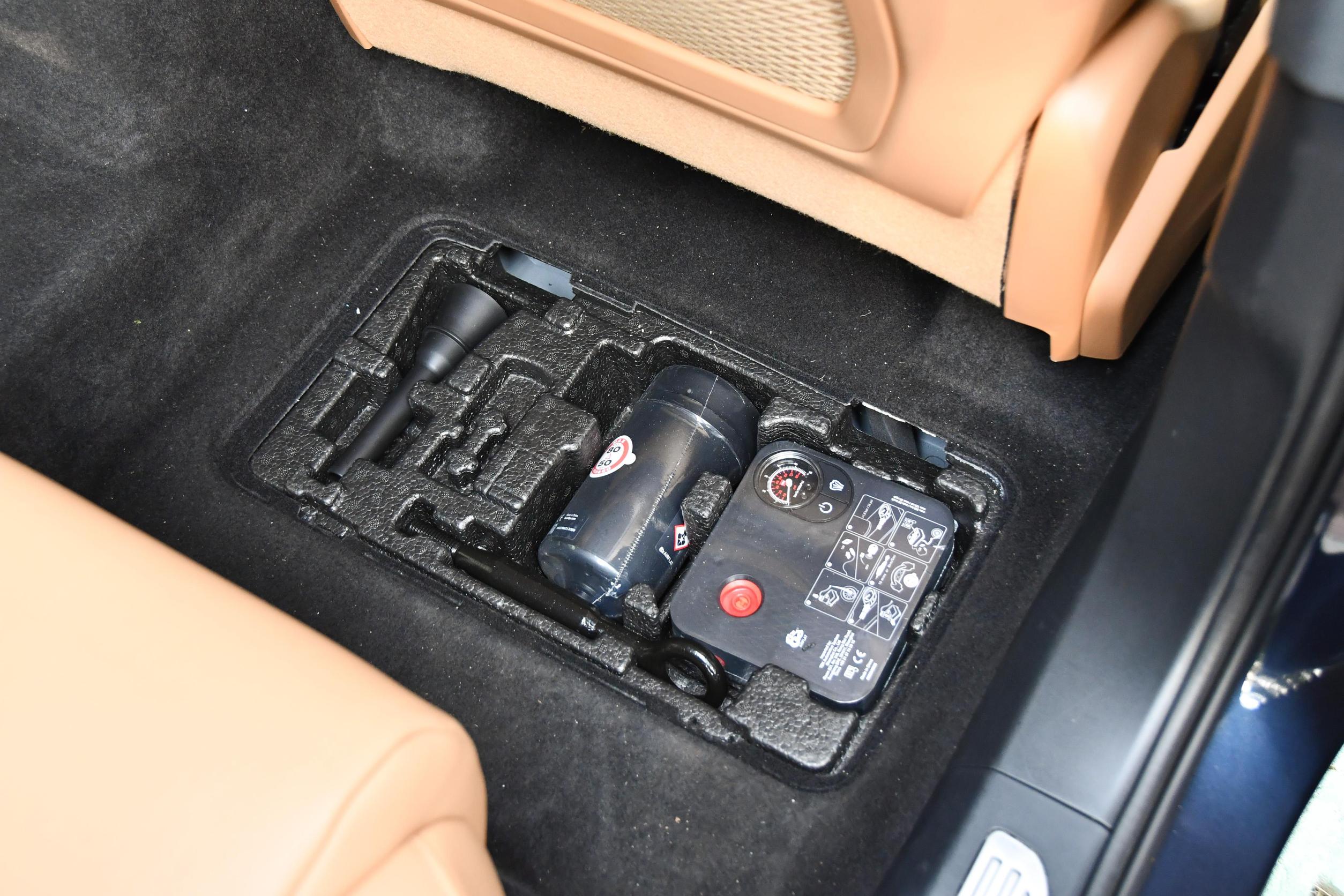 领克09 EM-P 2023款 2.0TD EM-P 亚运行政版 五座图片_领克_33/54张图片_汽车空间图库_懂车帝