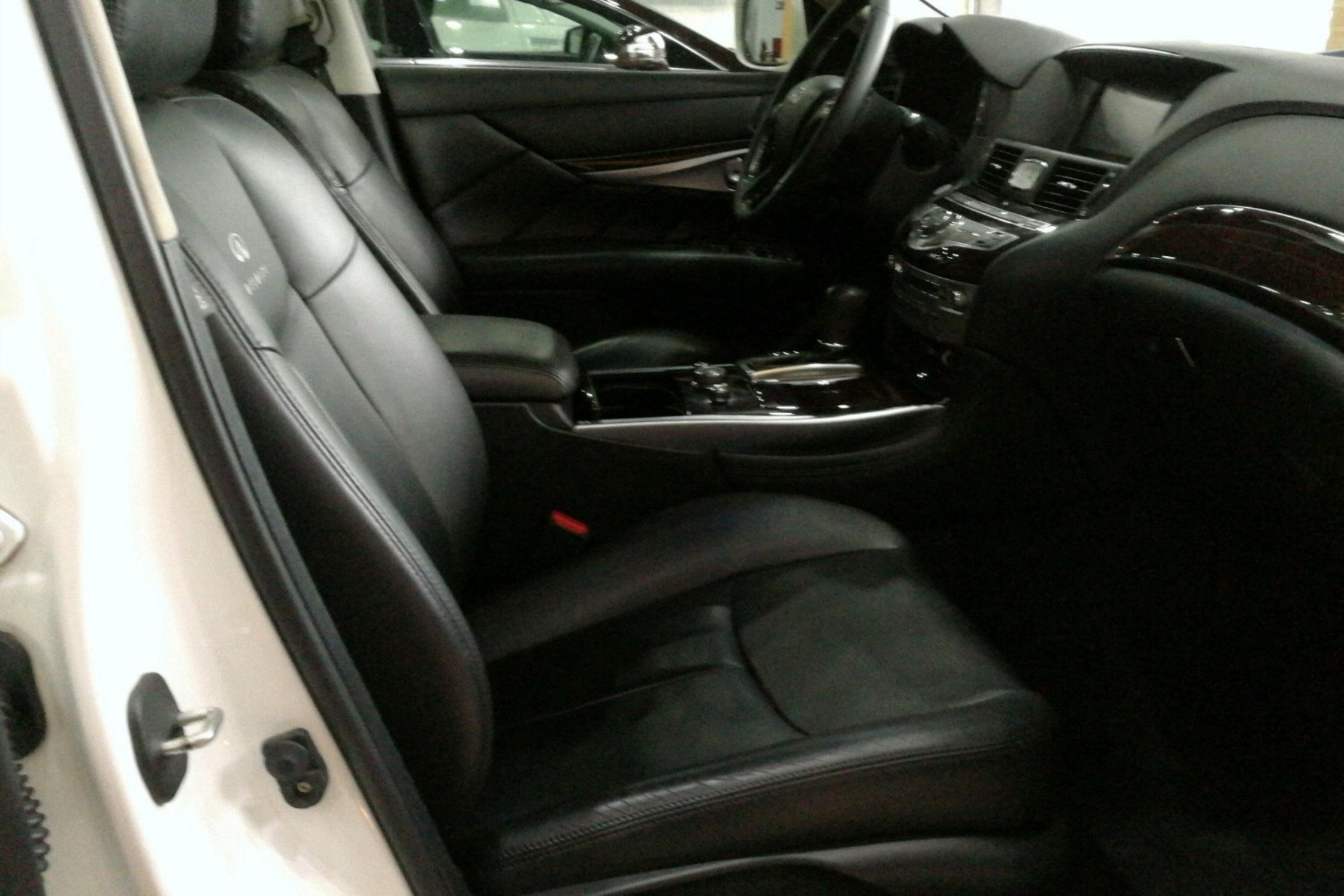 英菲尼迪Q70 2013款 Q70L 2.5L 舒适版图片_英菲尼迪_1/8张图片_汽车内饰图库_懂车帝