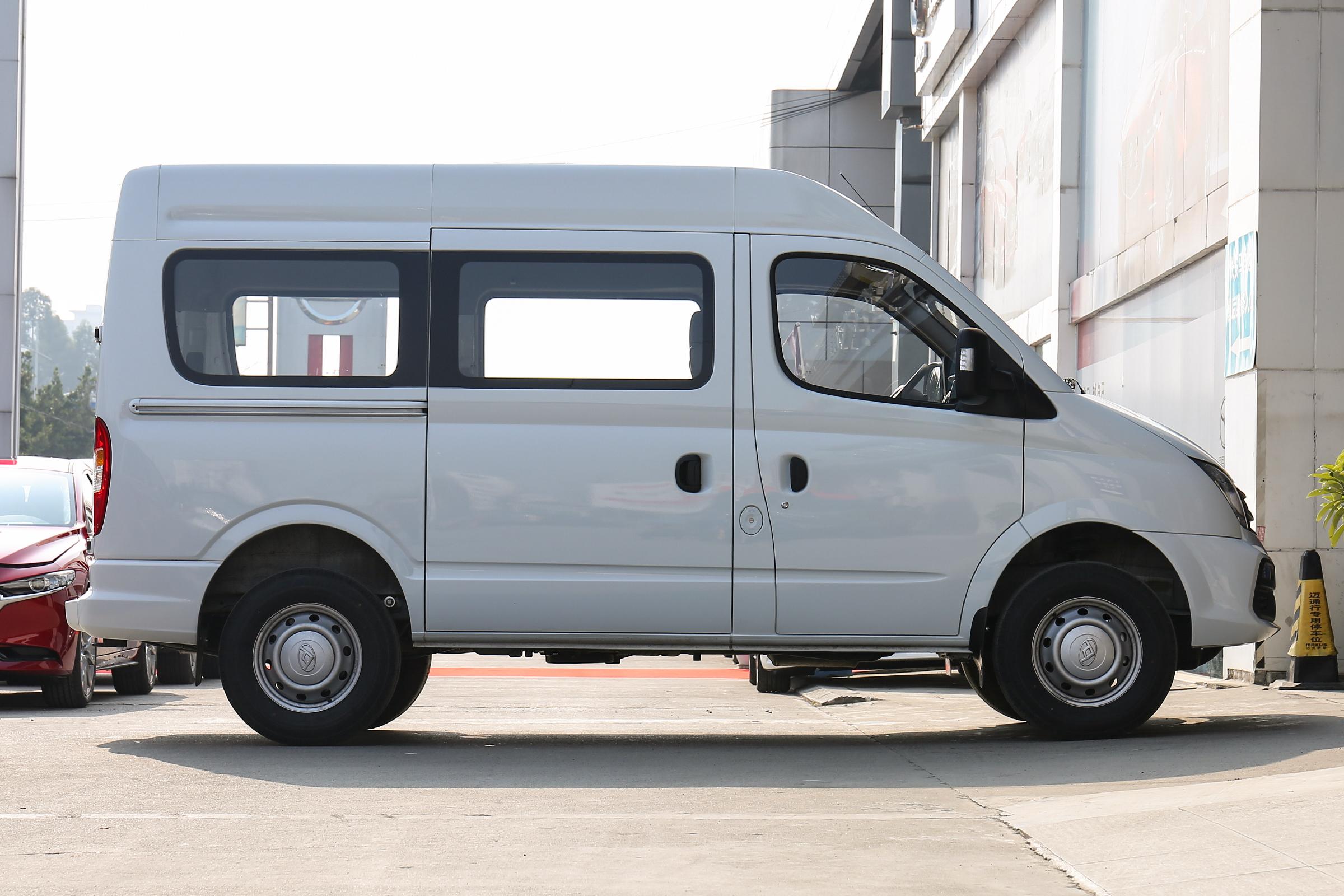 新途V80 2021款 PLUS 2.0T AMT傲运通短轴中顶5/6座图片_上汽大通MAXUS_7/49张图片_汽车外观图库_懂车帝