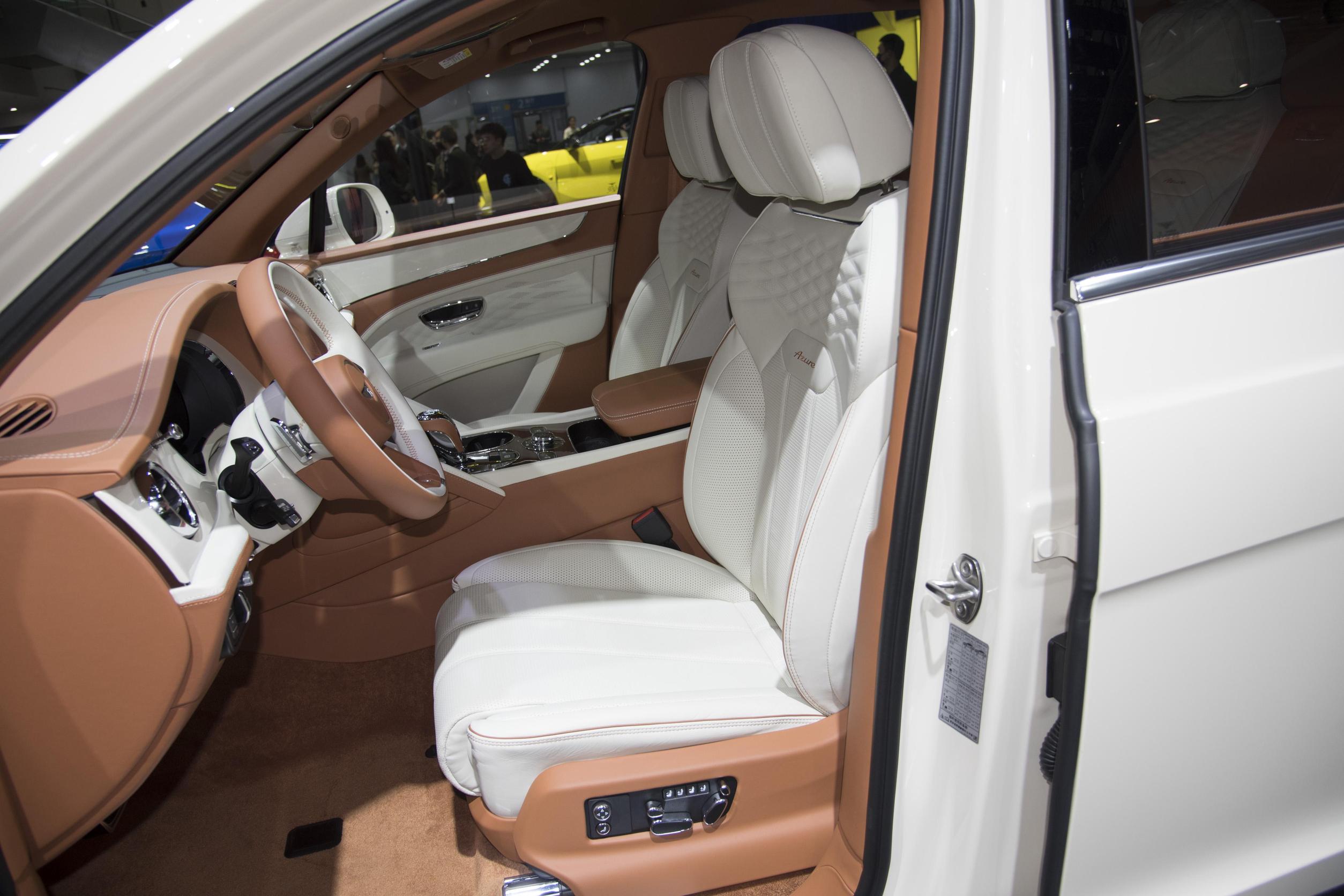 添越 2023款 4.0T V8 长轴距雅度版图片_宾利_1/201张图片_汽车空间图库_懂车帝