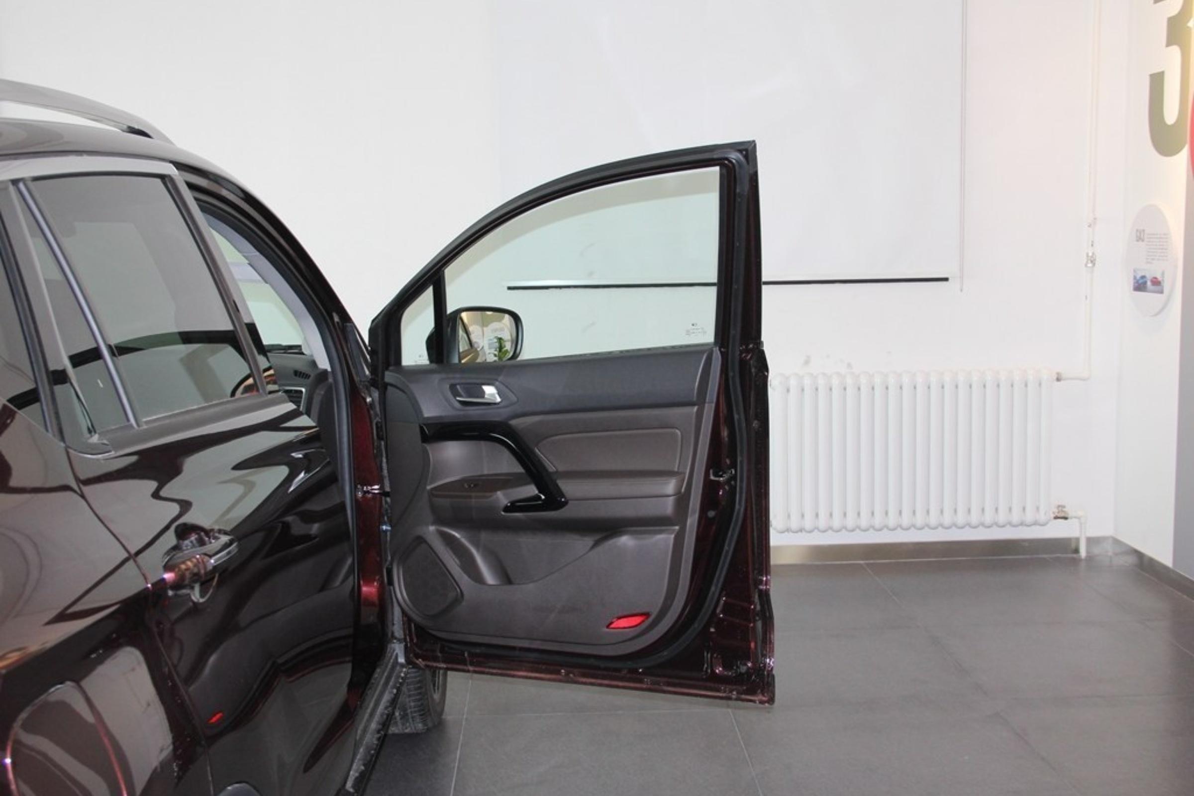 传祺GS4 2017款 235T G-DCT两驱豪华版图片_广汽传祺_4/27张图片_汽车空间图库_懂车帝