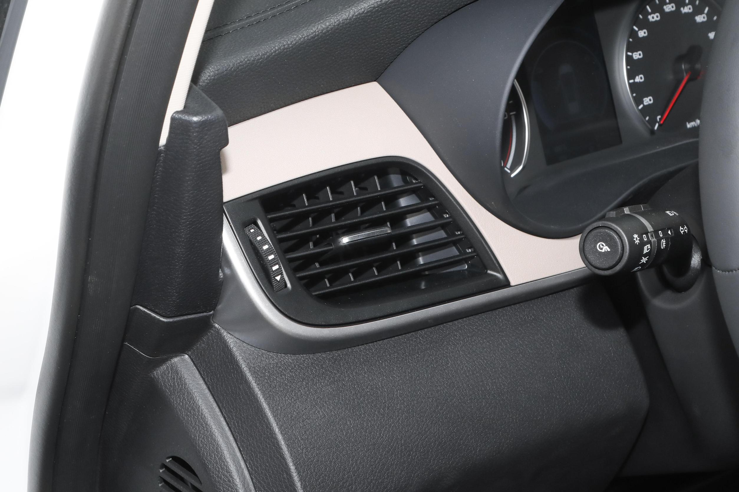 宋MAX DM-i 2022款 DM-i 105KM 尊荣型图片_比亚迪_19/40张图片_汽车内饰图库_懂车帝